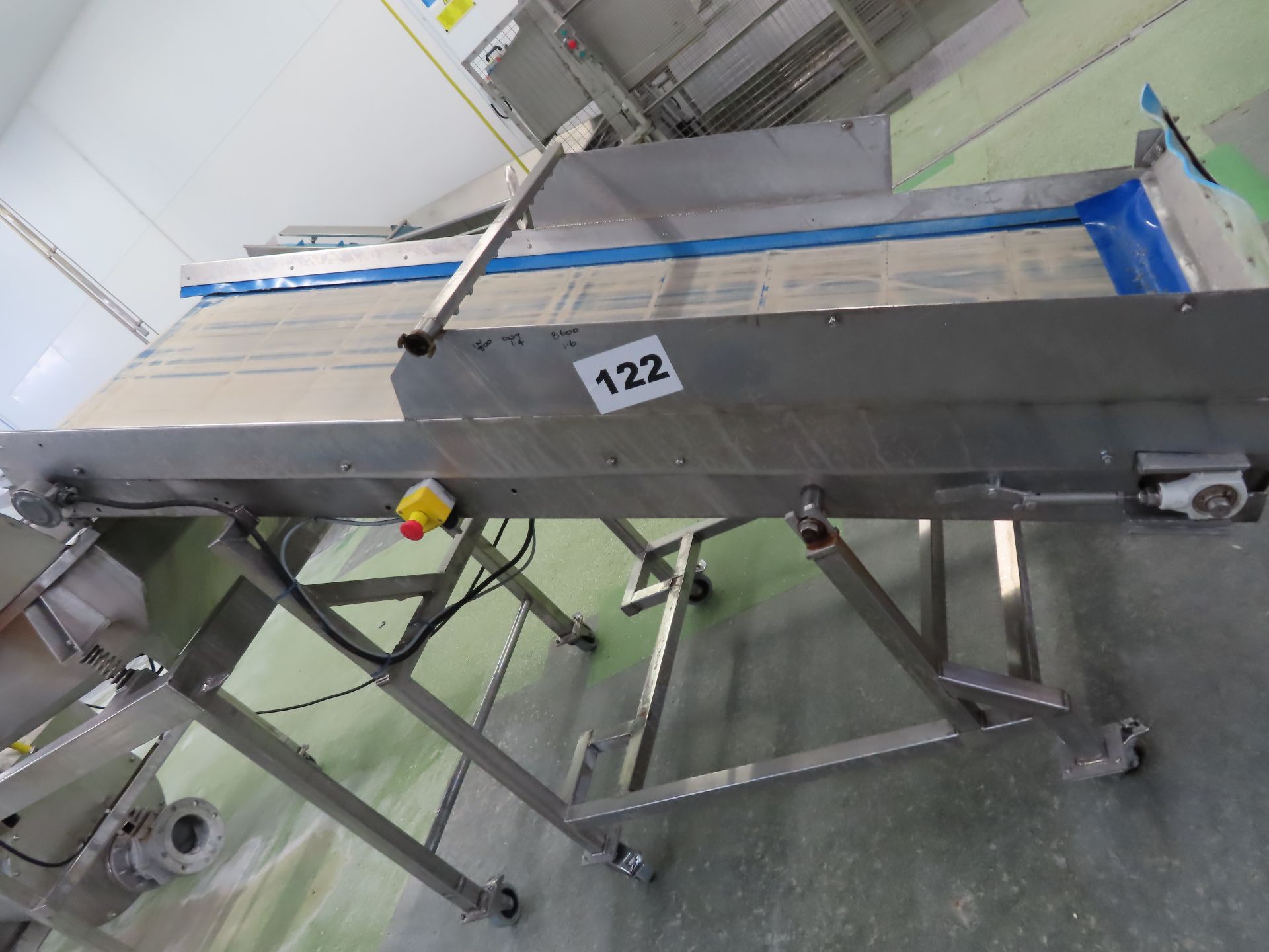 1 x Conveyor with Neoprene belt. With water spray. Dimensions approx 1. ...
