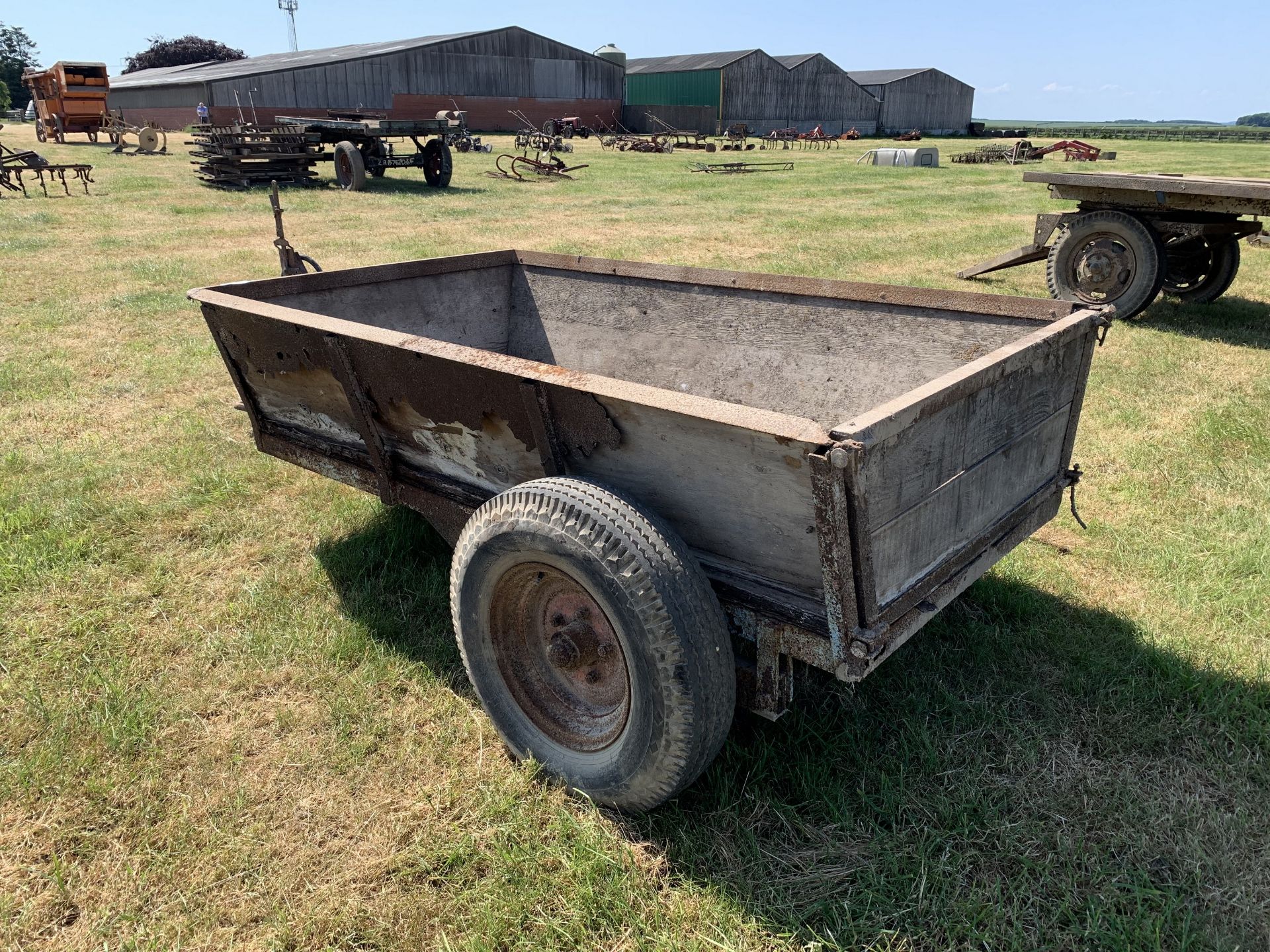 Single axle tipping trailer