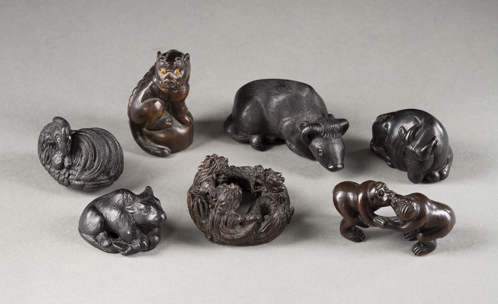 SIEBEN HOLZGESCHNITZTE NETSUKE VON TIEREN Japan, 19./20. Jahrhundert ...