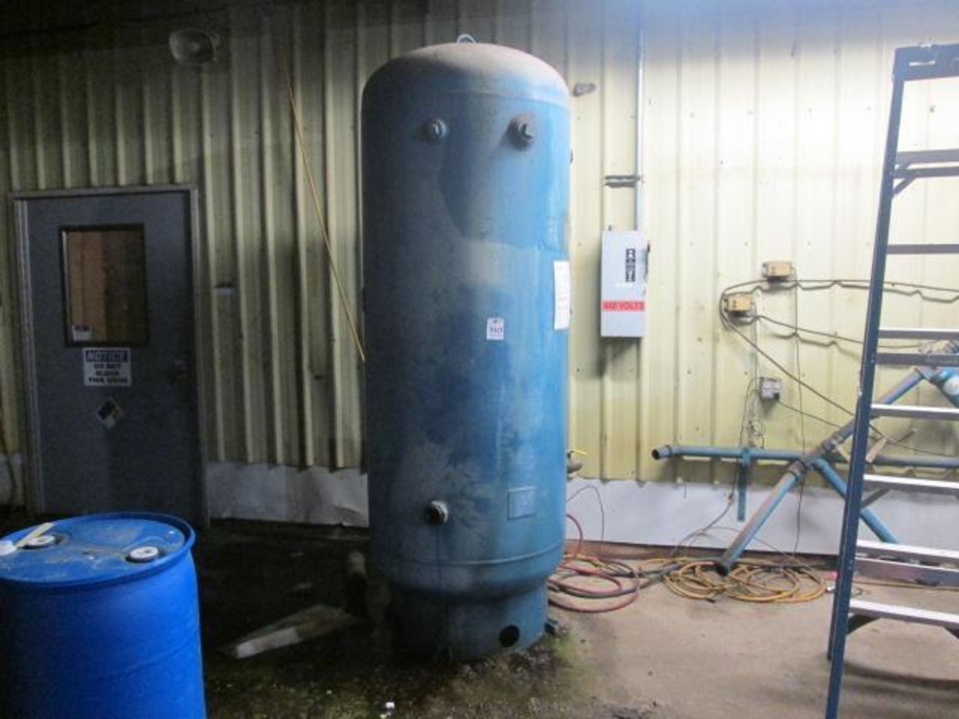 { Group of lots: 210, 211, 212 } 400 Gal. Air Supply Tank, S/N 379374