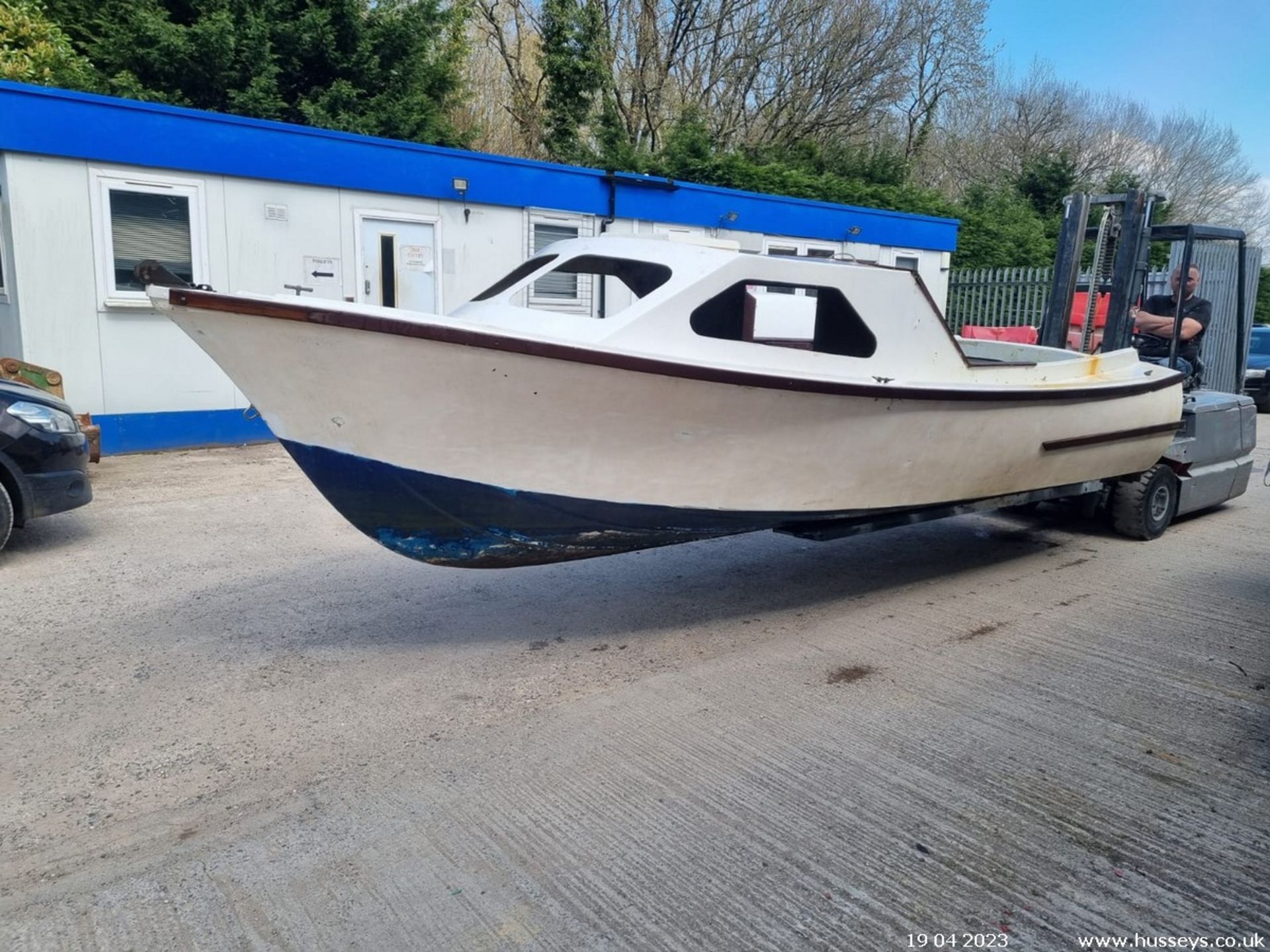 LOFTUS BENNET 19FT FISHING BOAT *** No Vat On Hammer - Auctioneers ...
