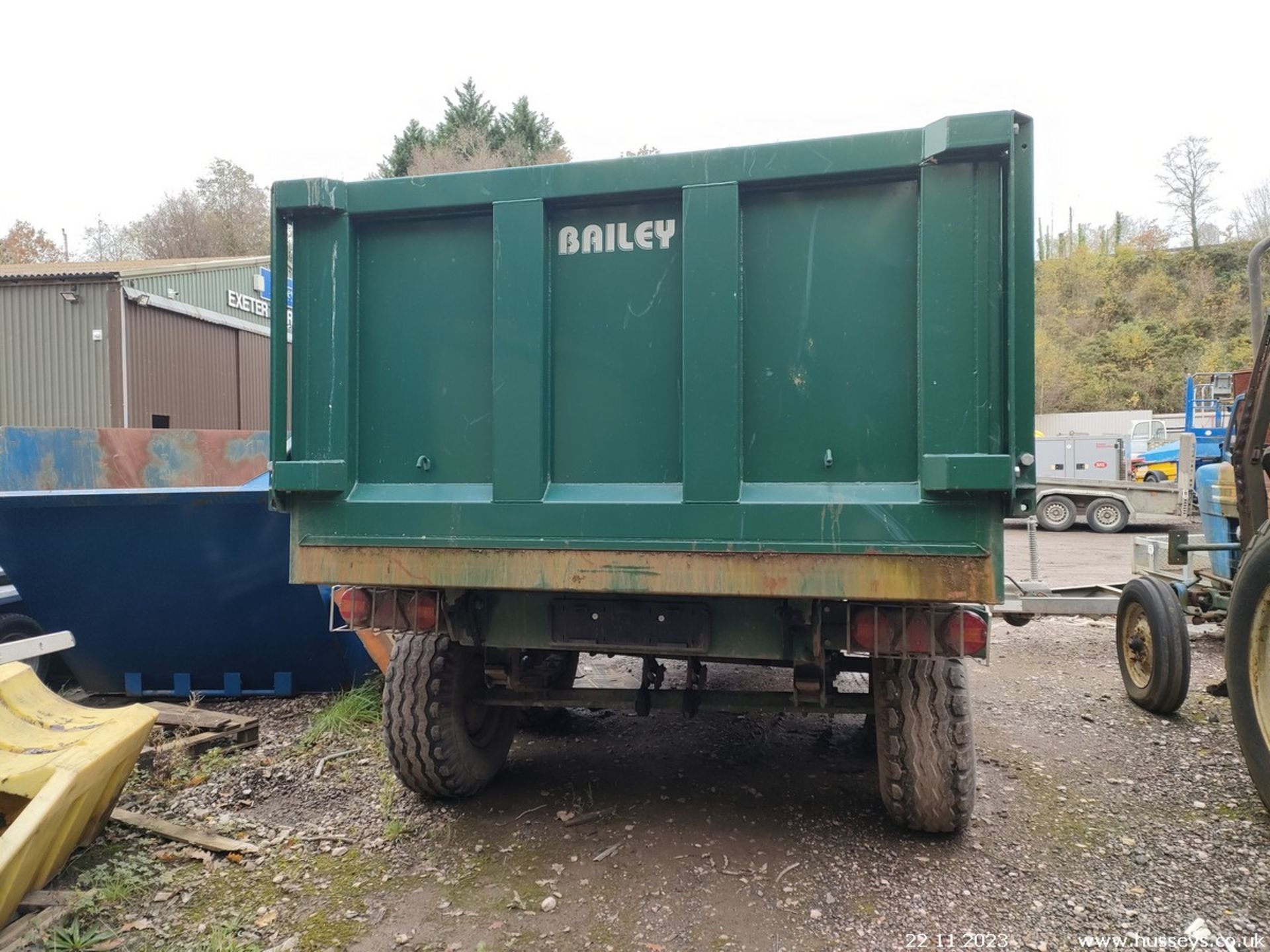 BAILEY TWIN AXLE TIPPING TRAILER (THE ONSITE FORKLIFT WILL NOT LIFT ...