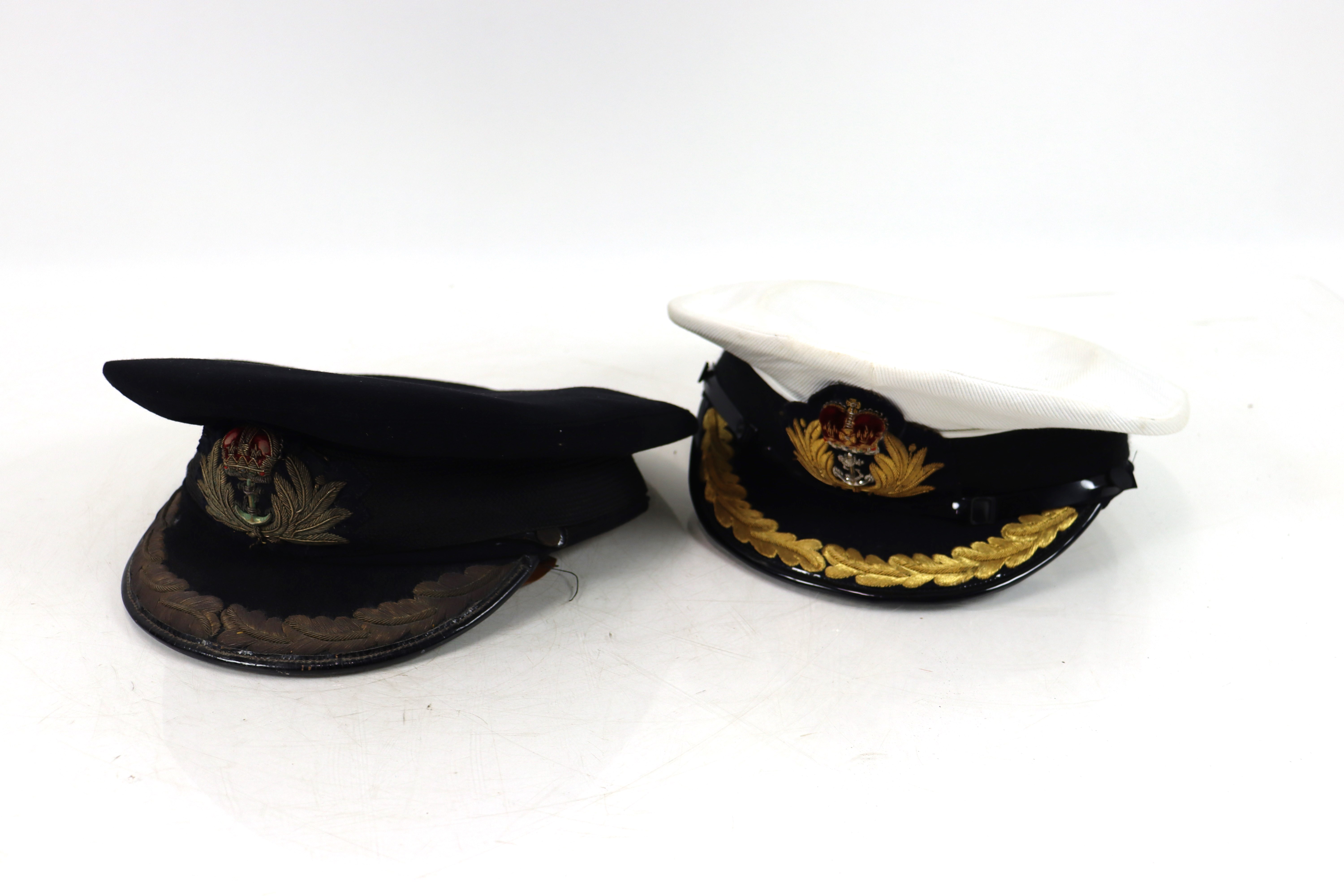 A WWII Royal Navy Officers cap Captain / Commander insignia with a post ...
