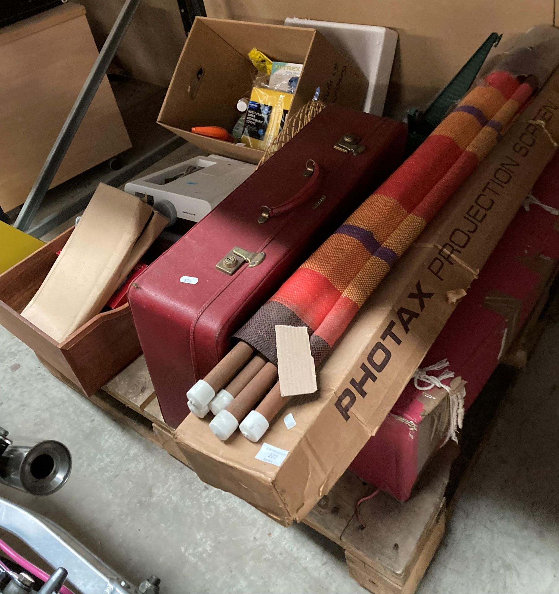 Contents to pallet - mirror, suitcase, windscreen, projector screen ...