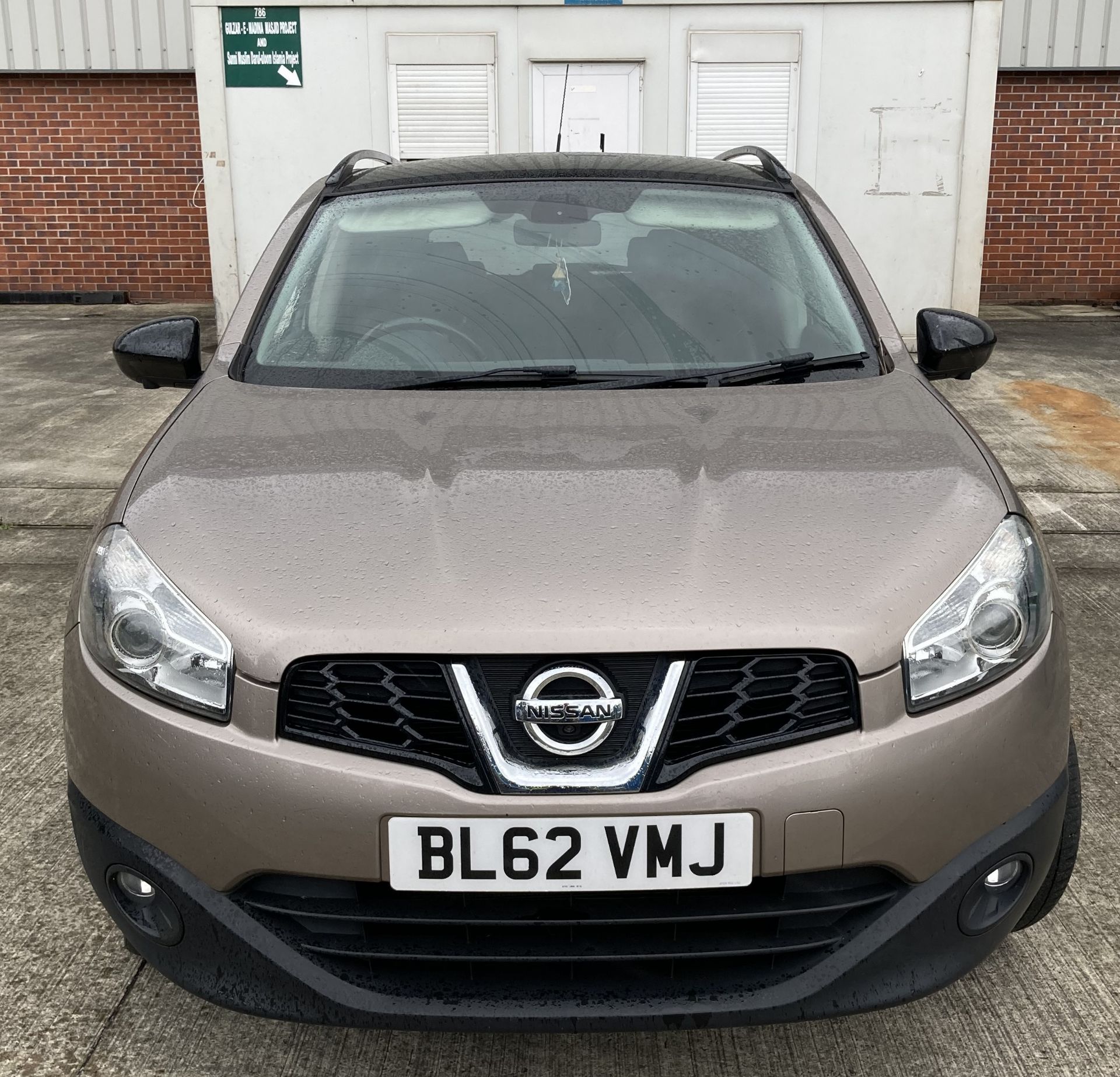 NISSAN QASHQAI 360 1.6 FIVE DOOR HATCHBACK - Petrol - Beige. On the ...