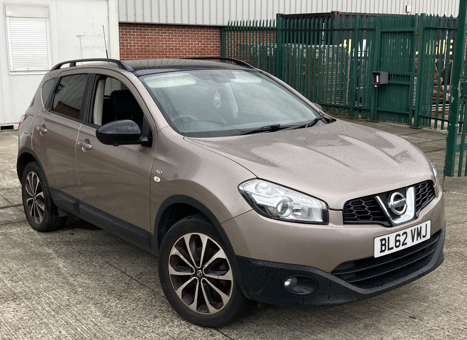 NISSAN QASHQAI 360 1.6 FIVE DOOR HATCHBACK - Petrol - Beige. On the ...