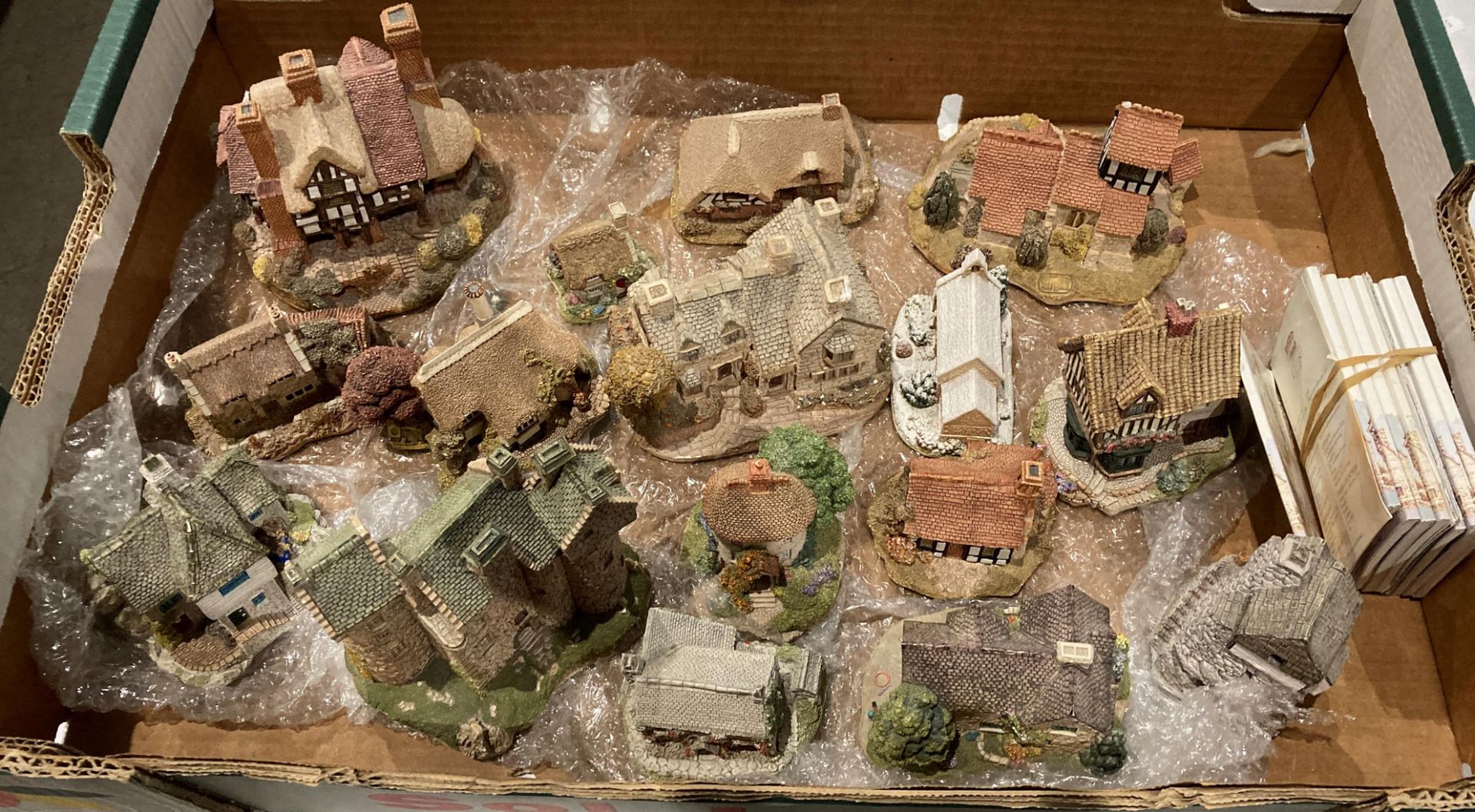 A collection of 16 Lilliput Lane miniature buildings and cottages ...