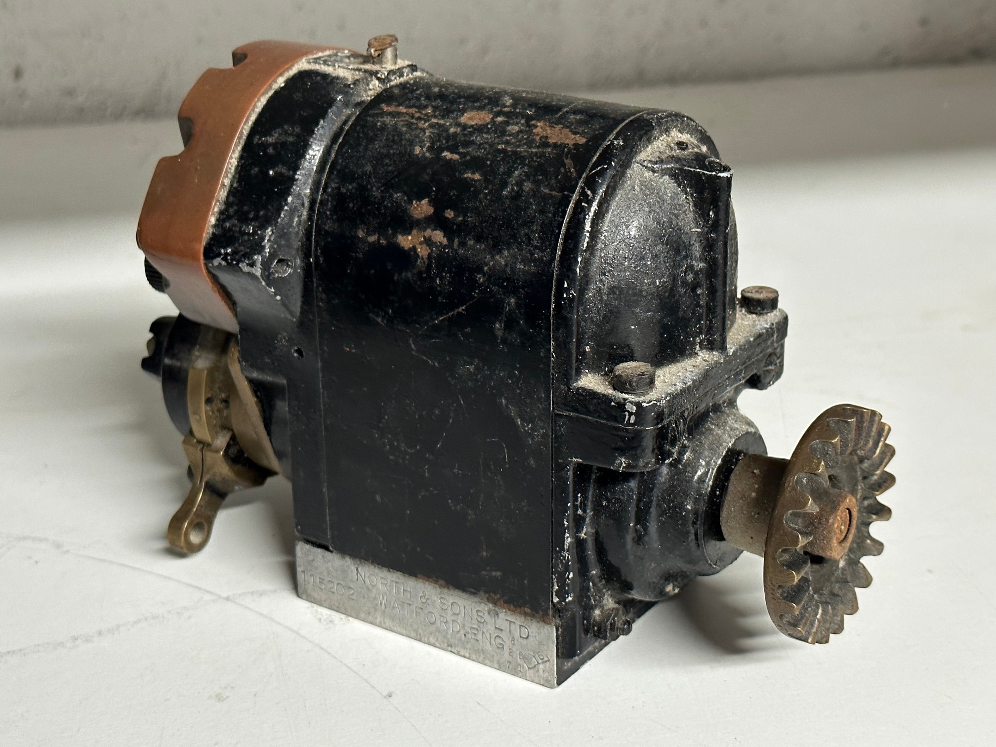 A Watford FM4 magneto, clockwise rotation.