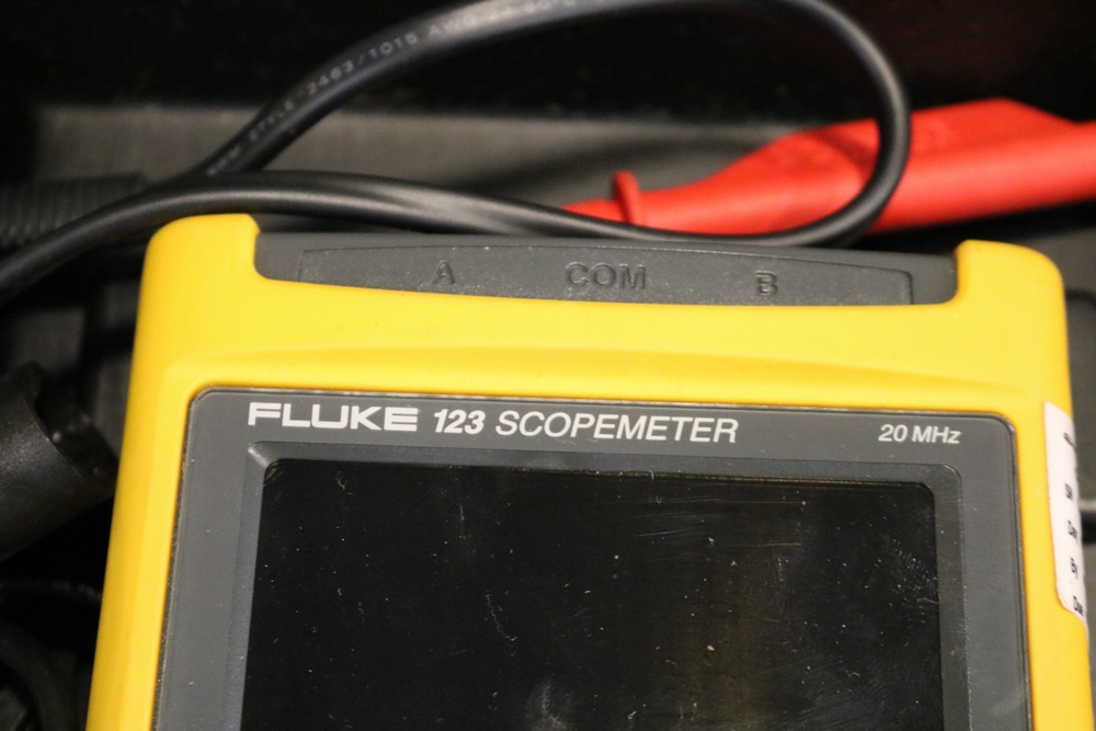 Fluke 123 Scope Meter in Case with Accessories