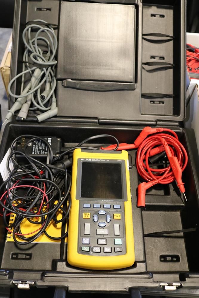 Fluke 123 Scope Meter in Case with Accessories