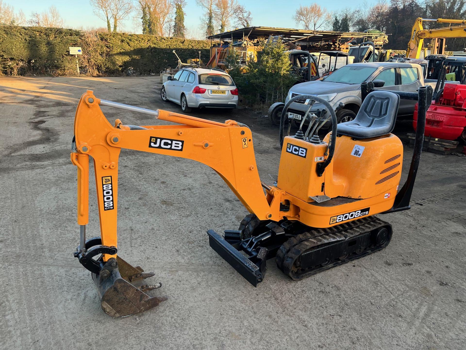 KH - 2004 JCB Micro, comes with 2 buckets *PLUS VAT* The digger has sat ...