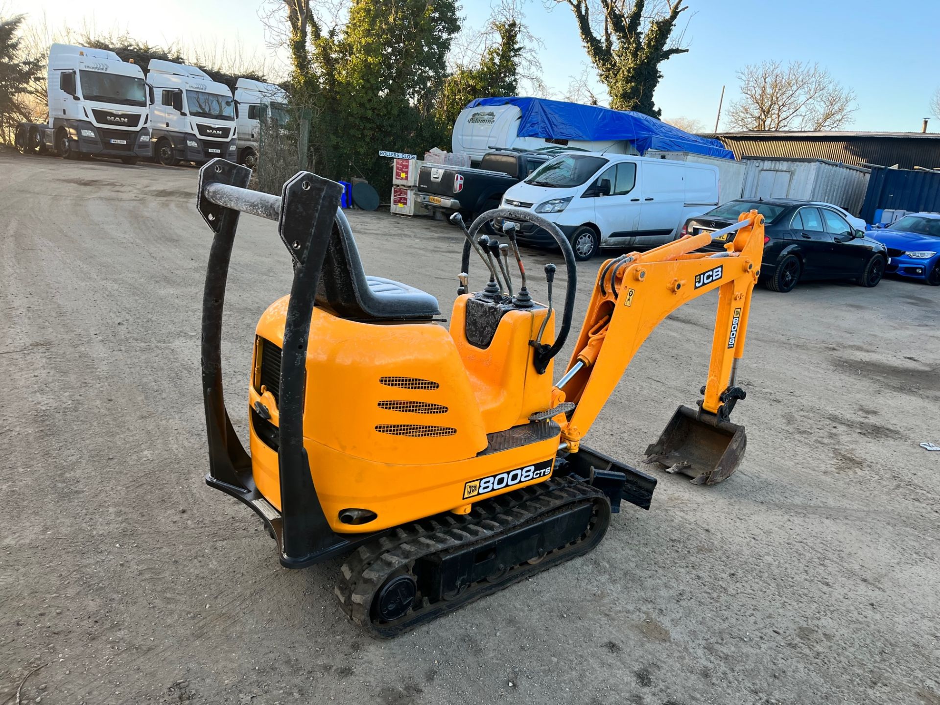 KH - 2004 JCB Micro, comes with 2 buckets *PLUS VAT* The digger has sat ...