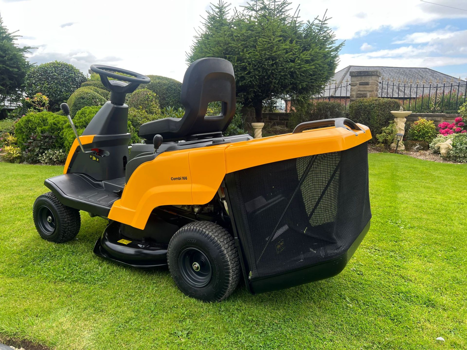 DA - NEW/UNUSED STIGA COMBI 166 RIDE ON MOWER WITH REAR COLLECTOR *PLUS ...