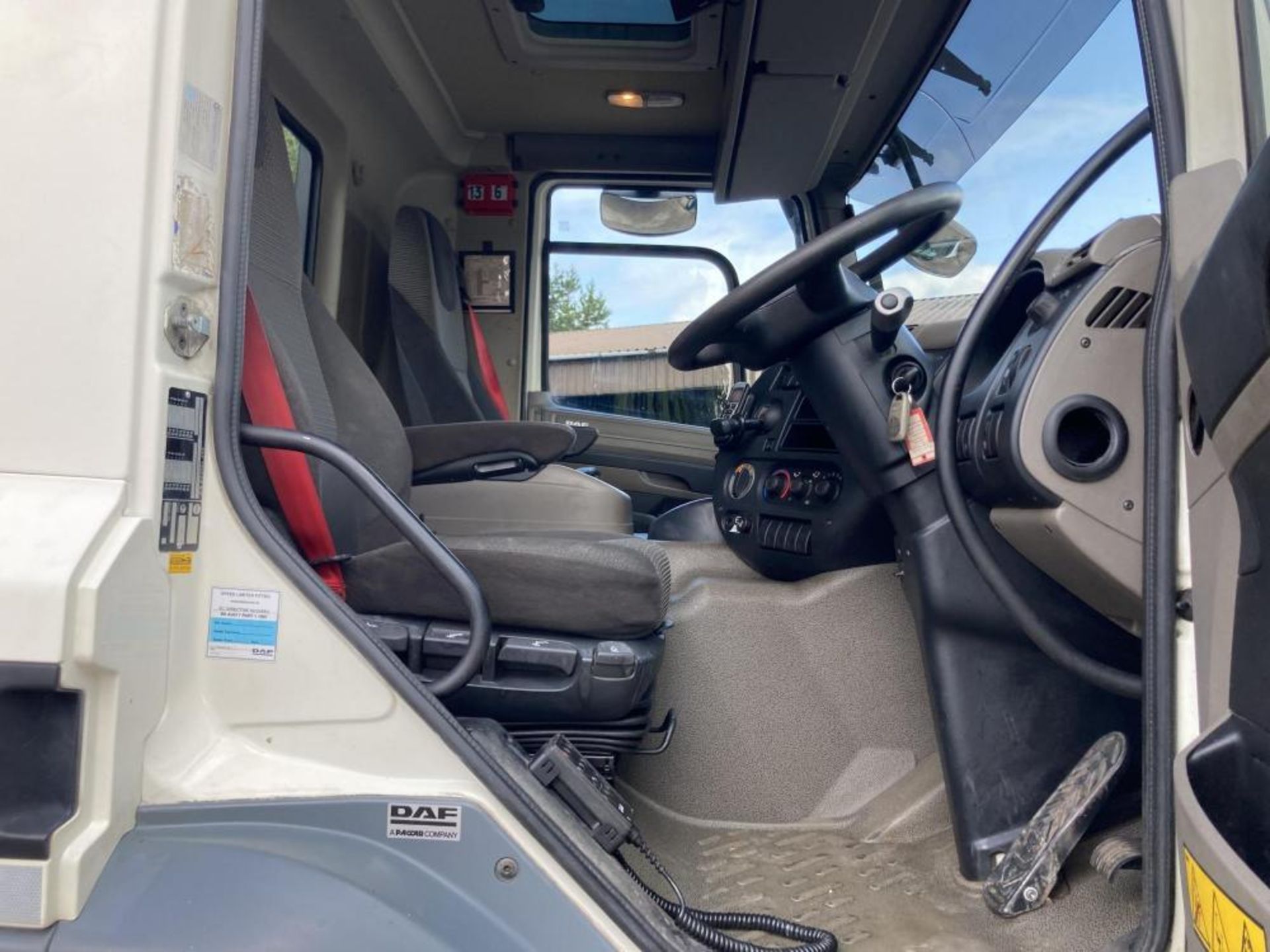 B - 2013 DAF CF 85.410 8X2 32 Ton HIAB FLATBED LORRY WITH HIAB 422XS HI ...