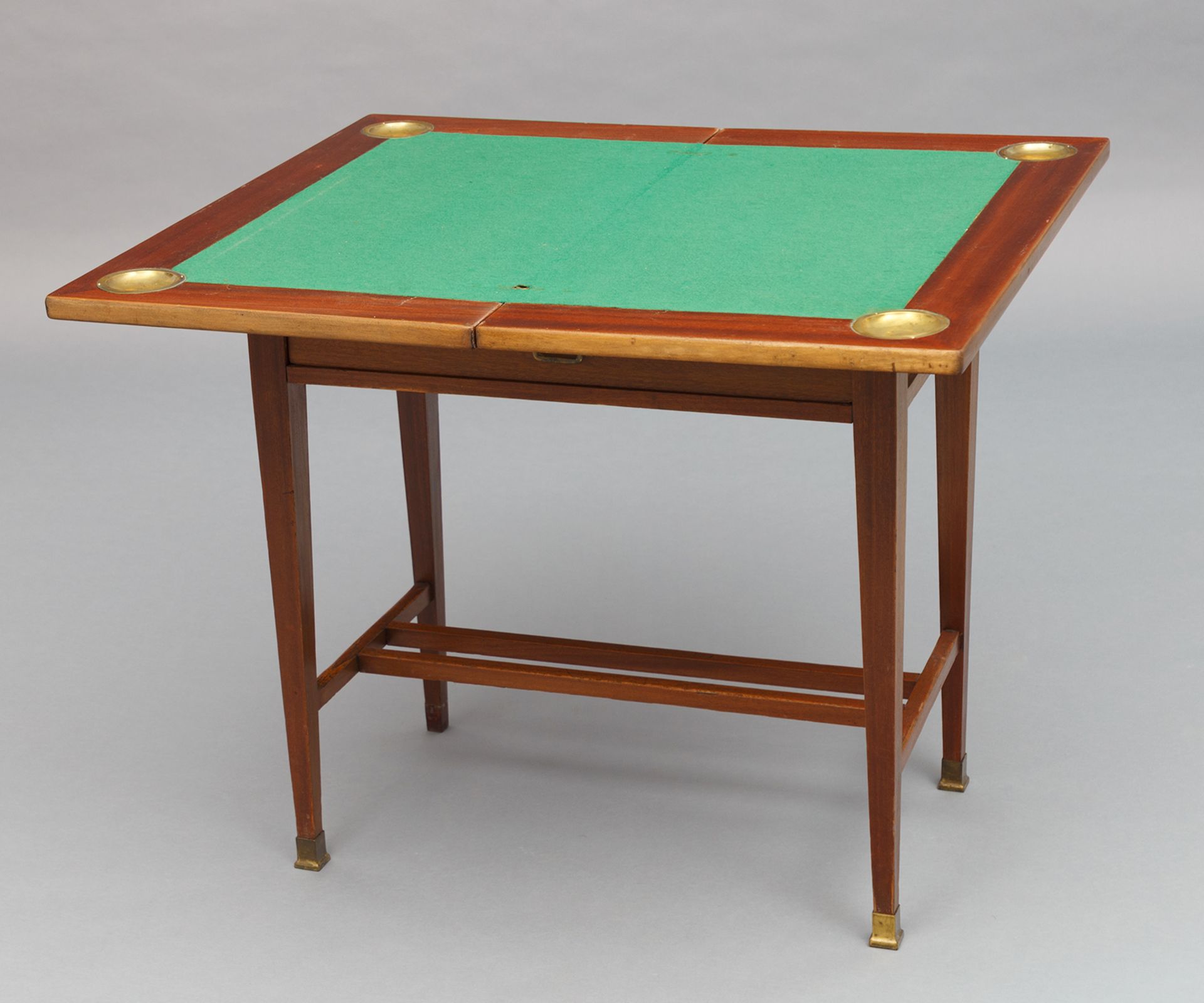 {Jugendstil-Spieltisch.} Klappbare Platte mit Schachbrett. Innen Filz ...