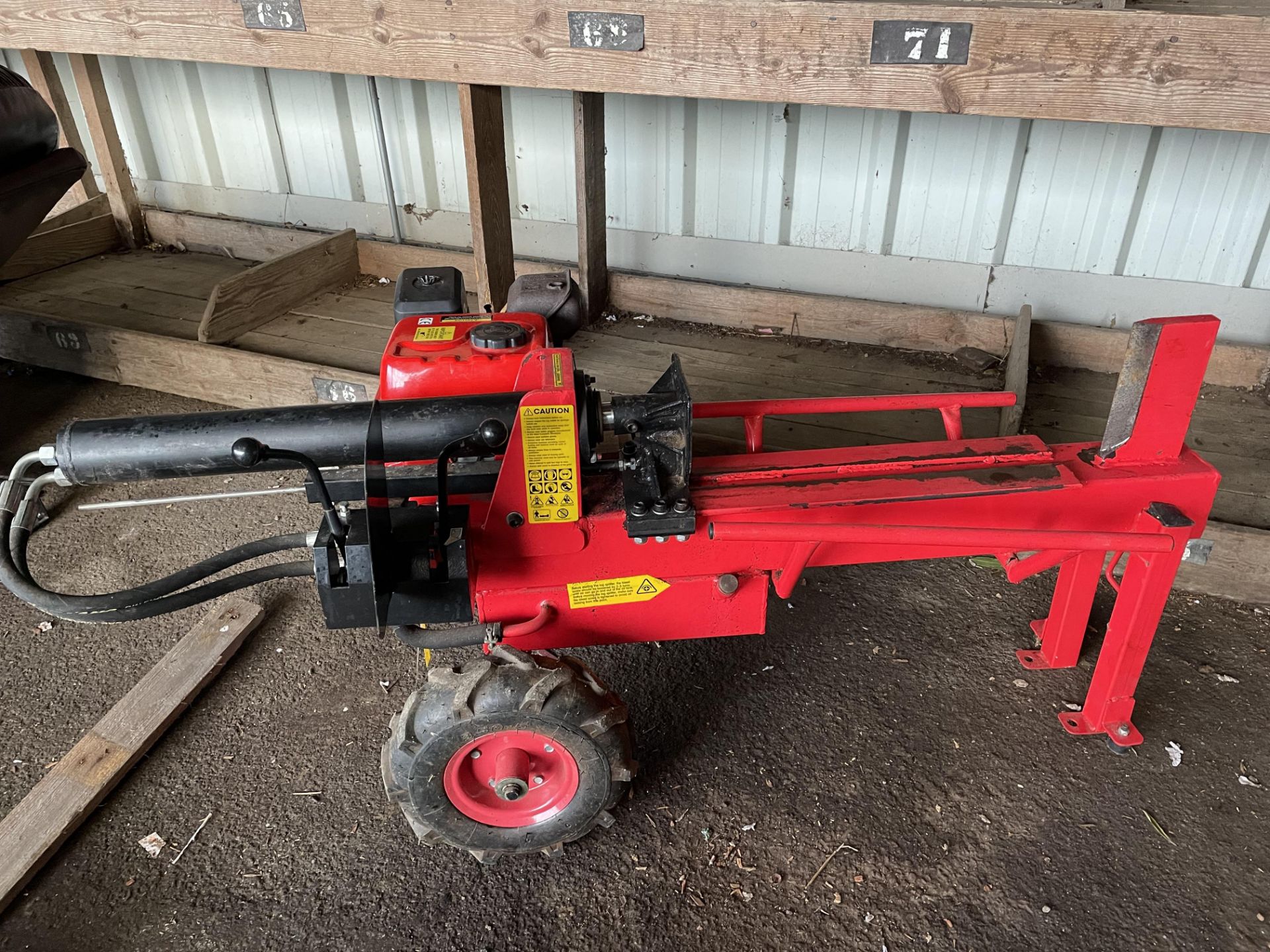 Petrol log splitter with 6.5HP engine.