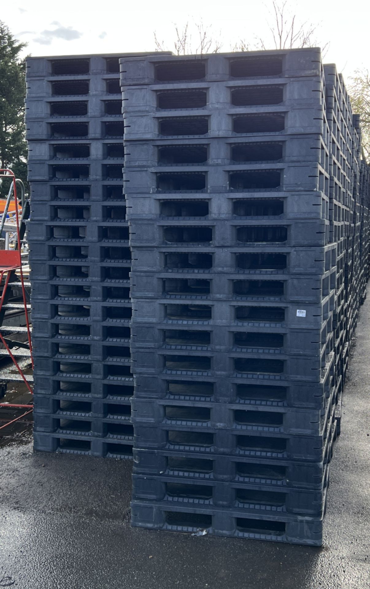 312x Plastic Pallets L 1200mm x W 1000mm x 160mm Lorry load equating to ...