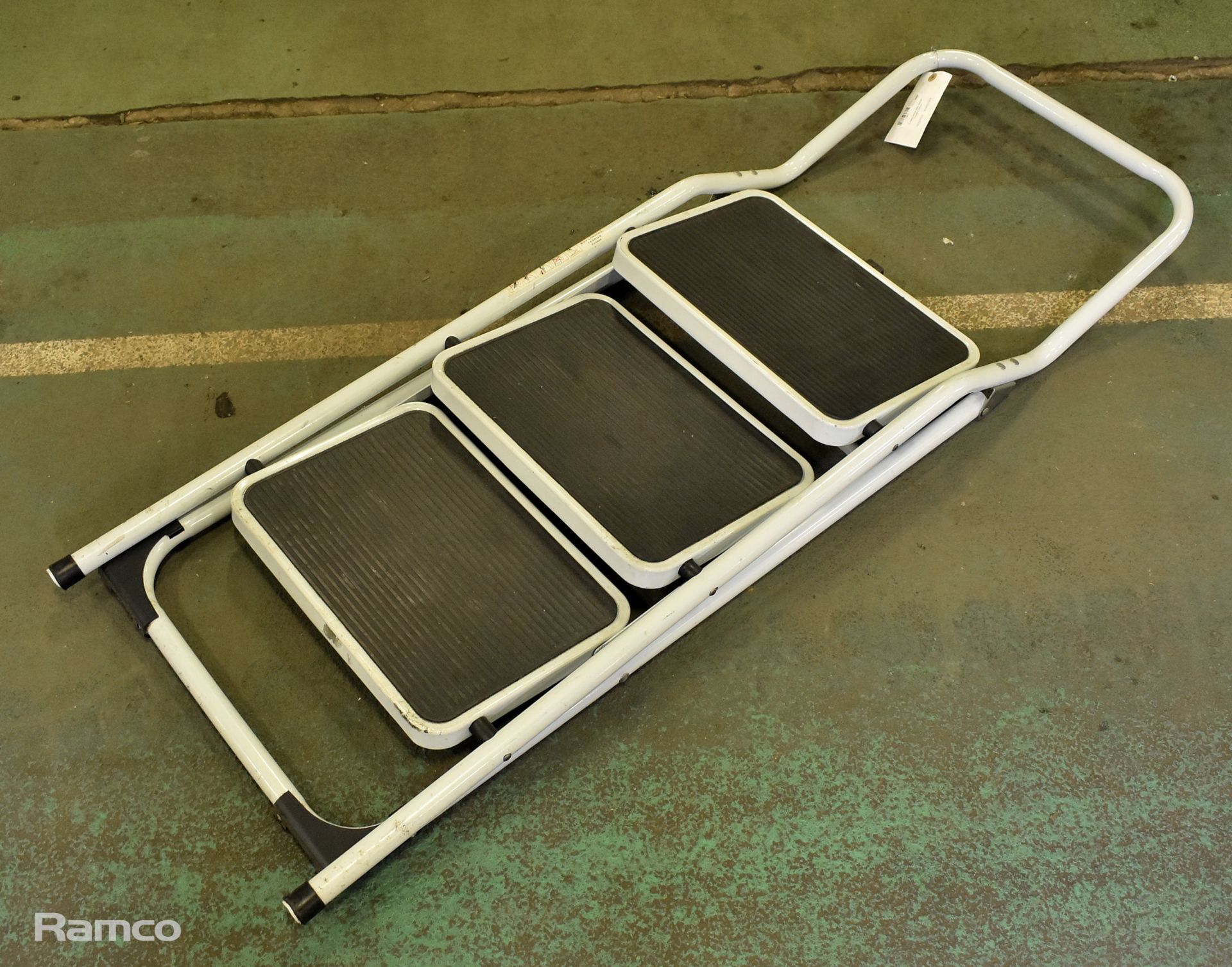 3 tread white step ladder - 70 x 45 x 125cm