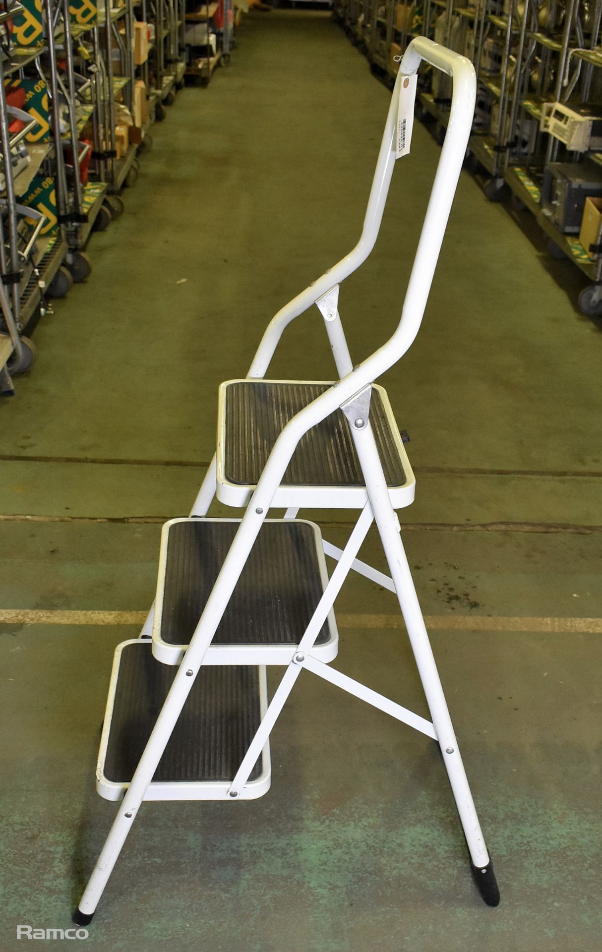 3 tread white step ladder - 70 x 45 x 125cm