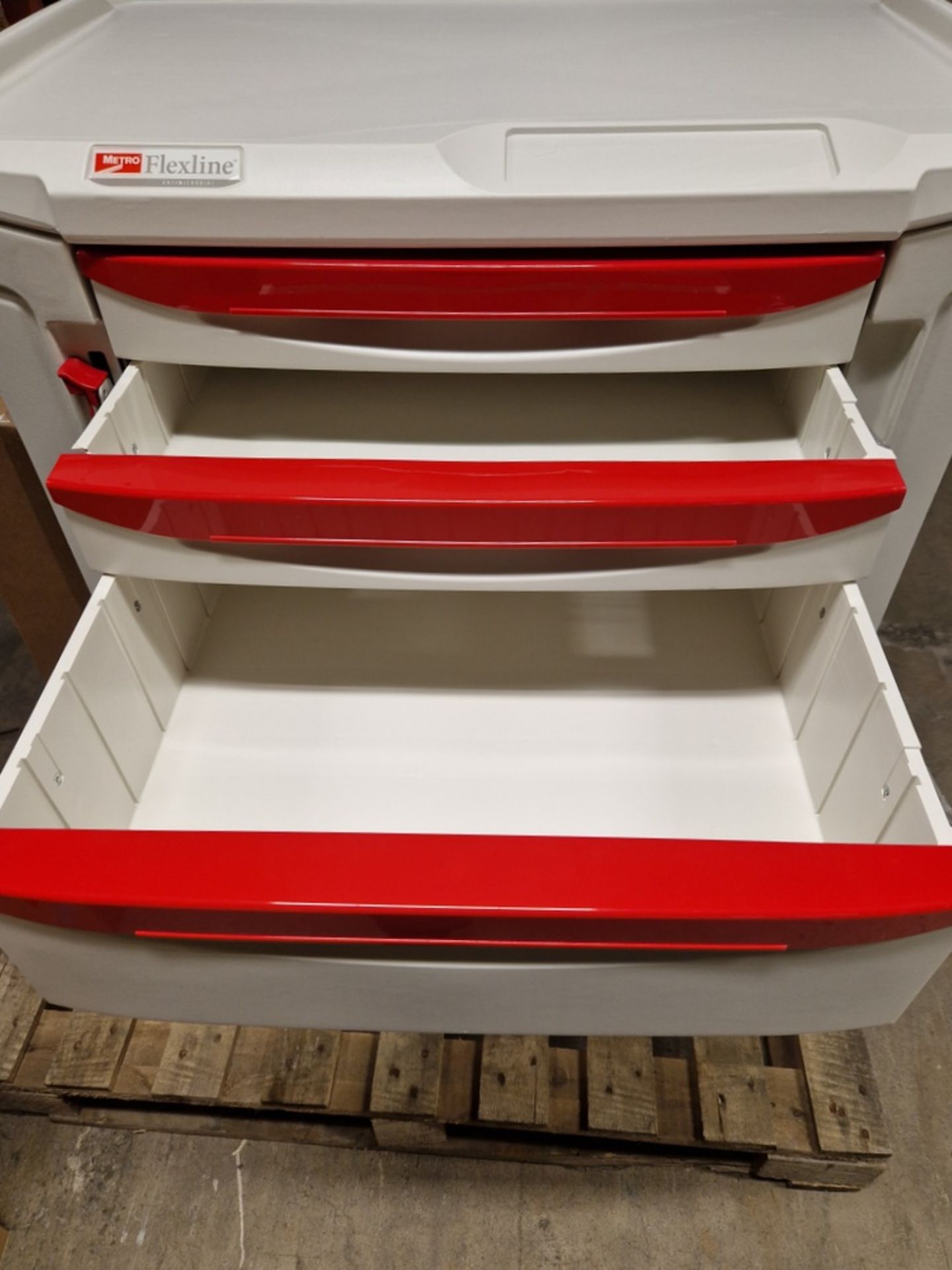 48x Metro Flexline FL27P portable medical storage cart complete with ...