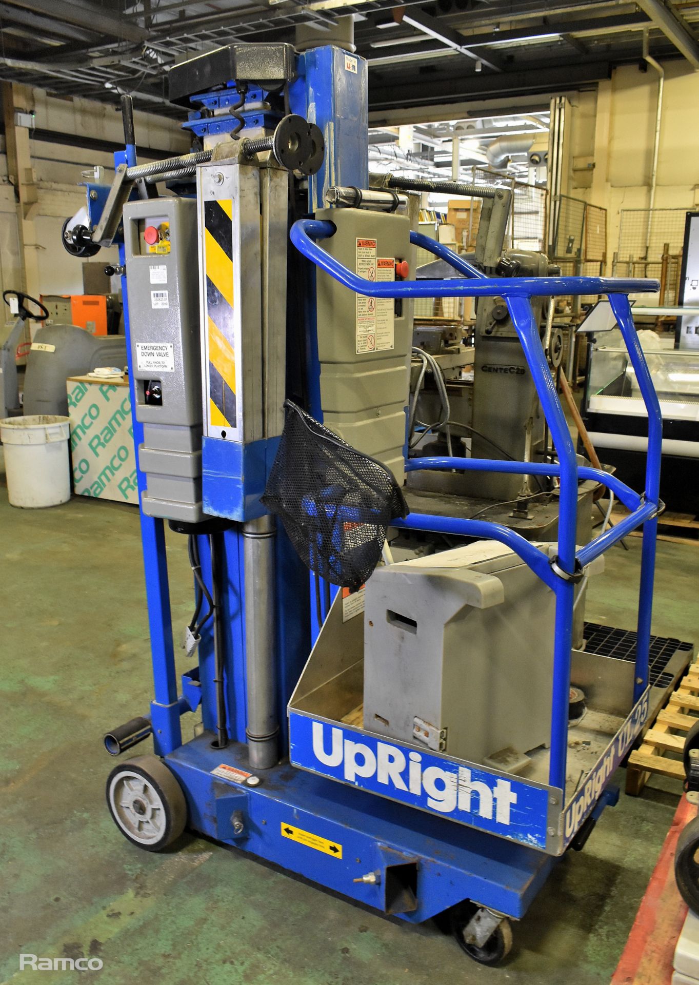 UpRight 068001-003 97 vertical mast lift - Serial No. 17725 - max ...