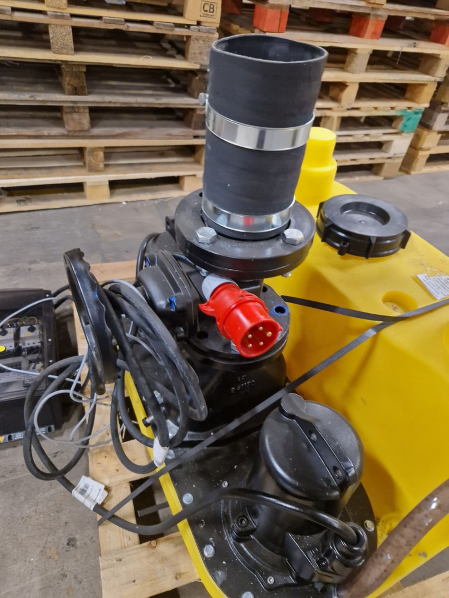 10x Jung Pumpen Compli 1015/4 sewage stations - these pumps were ...