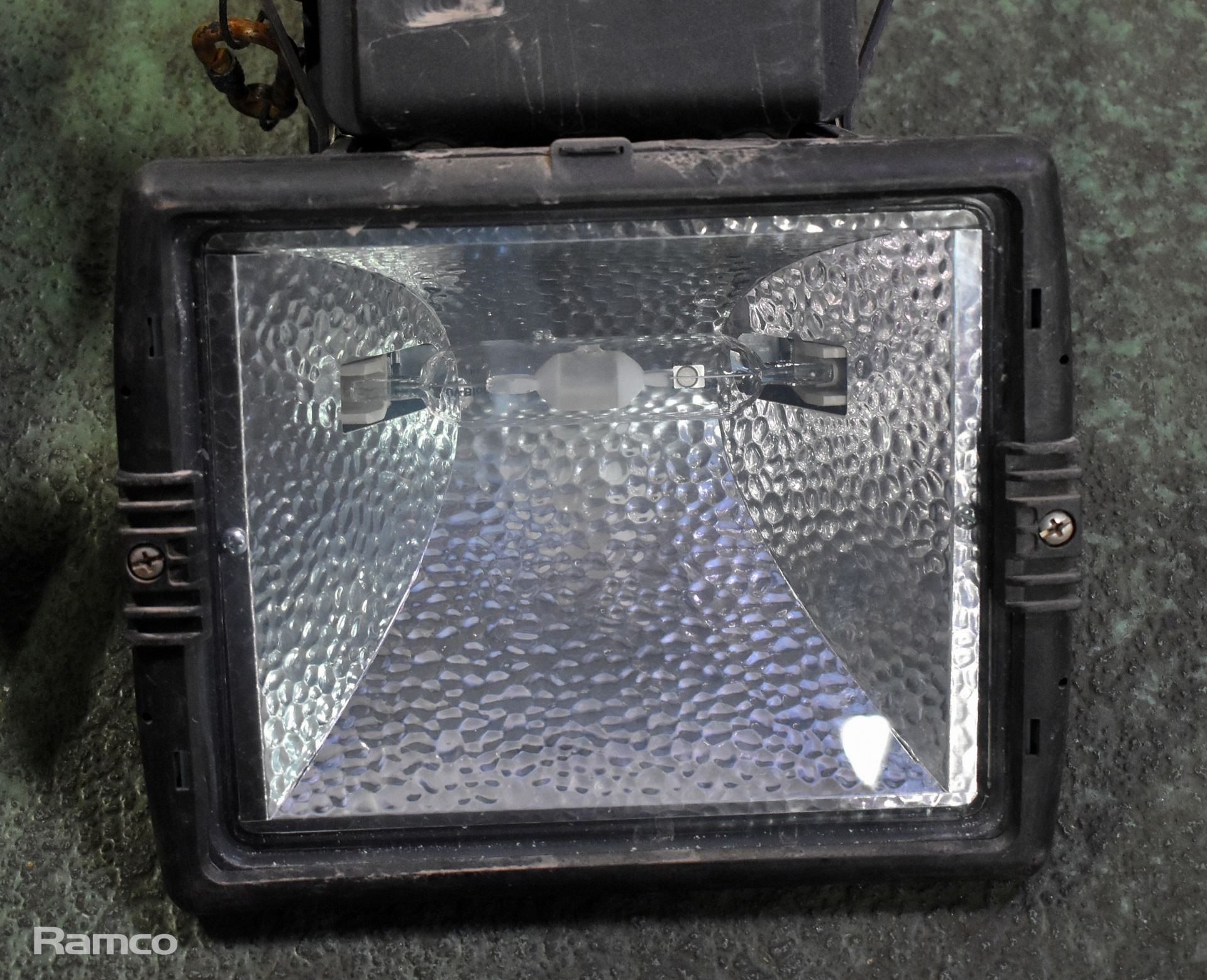 4x Fitzgerald SRF150 150W floodlights