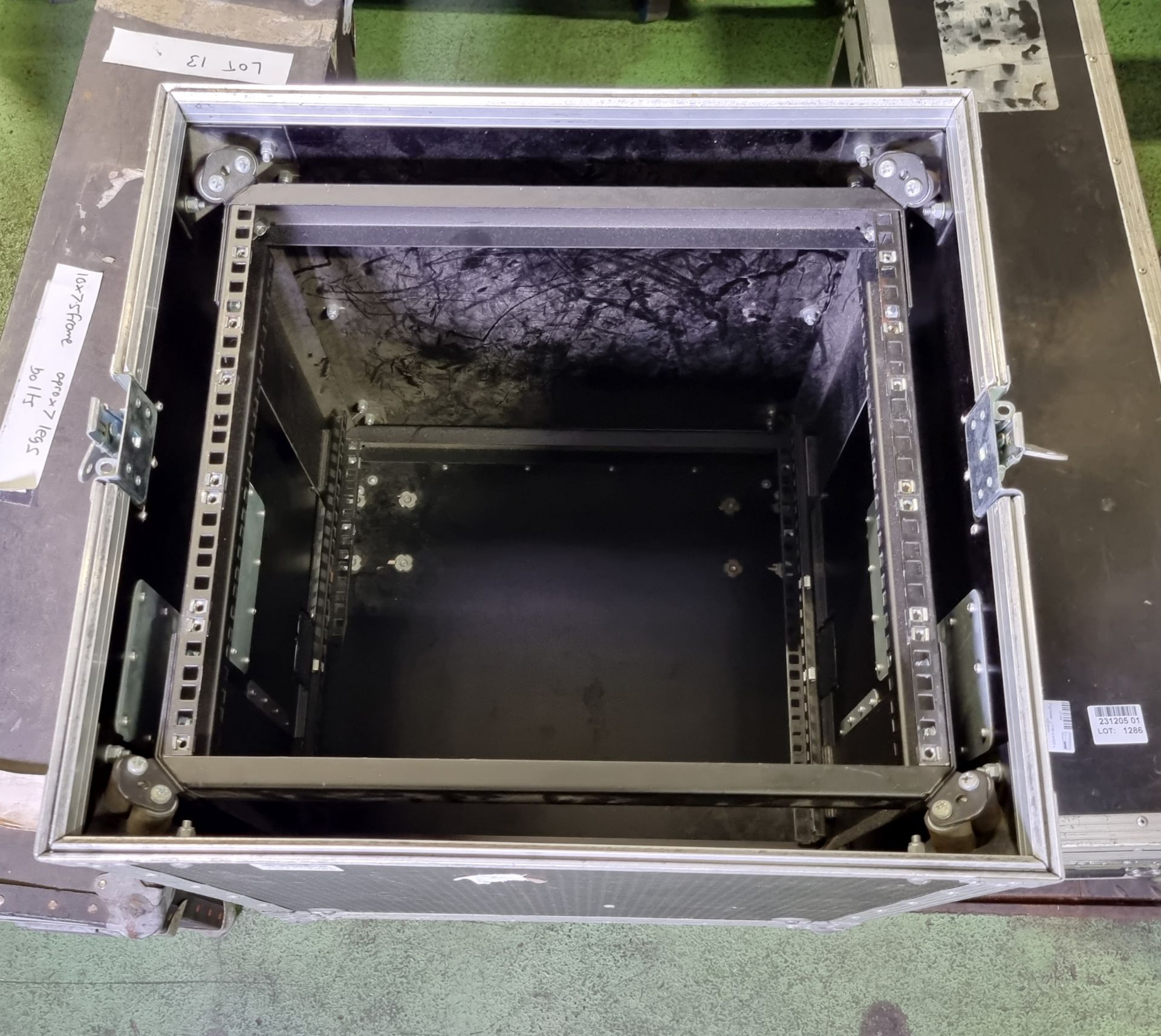 9U Flightcase, with lid each end, 1 lid with wheels. For equipment ...