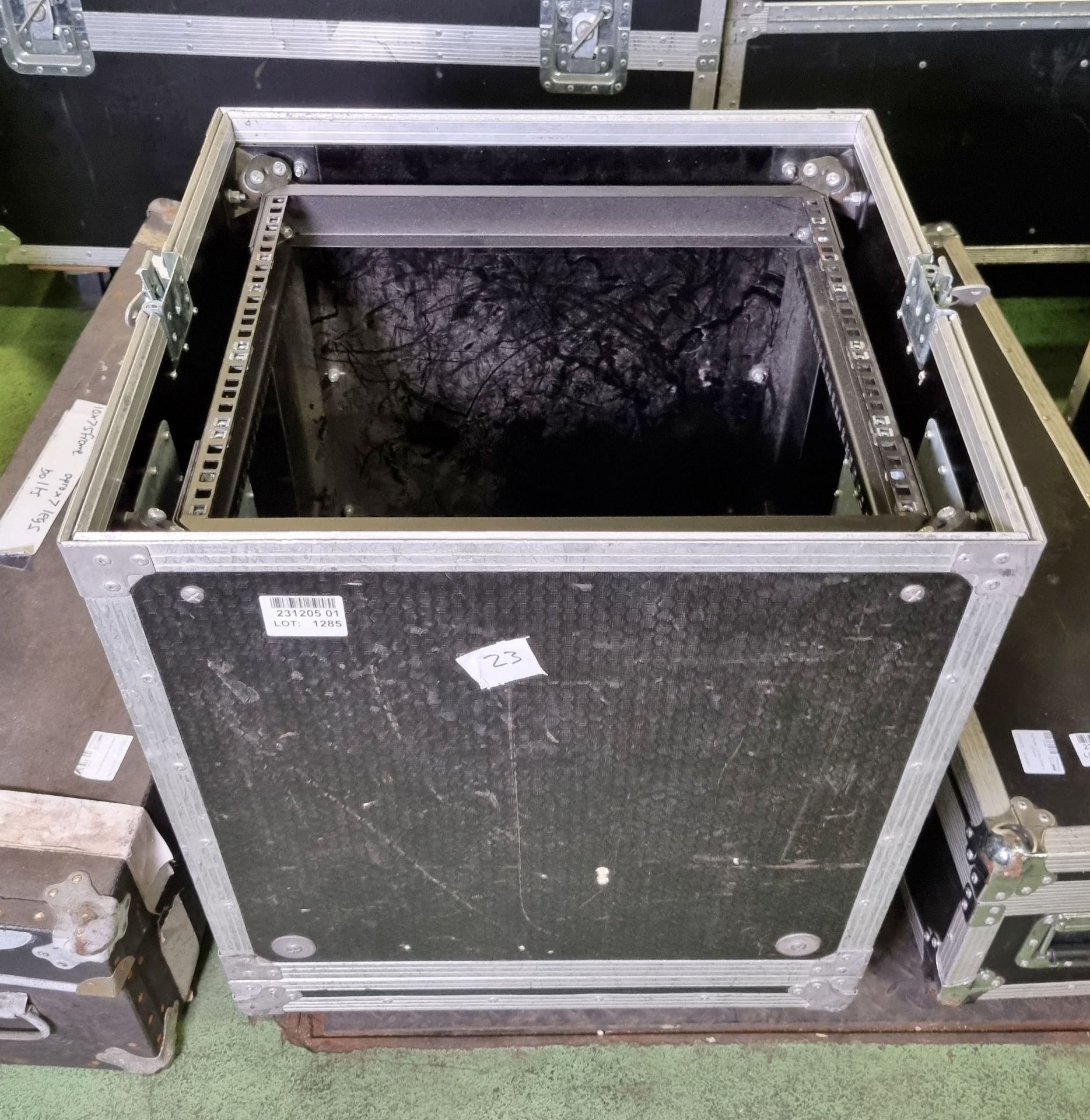 9U Flightcase, with lid each end, 1 lid with wheels. For equipment ...