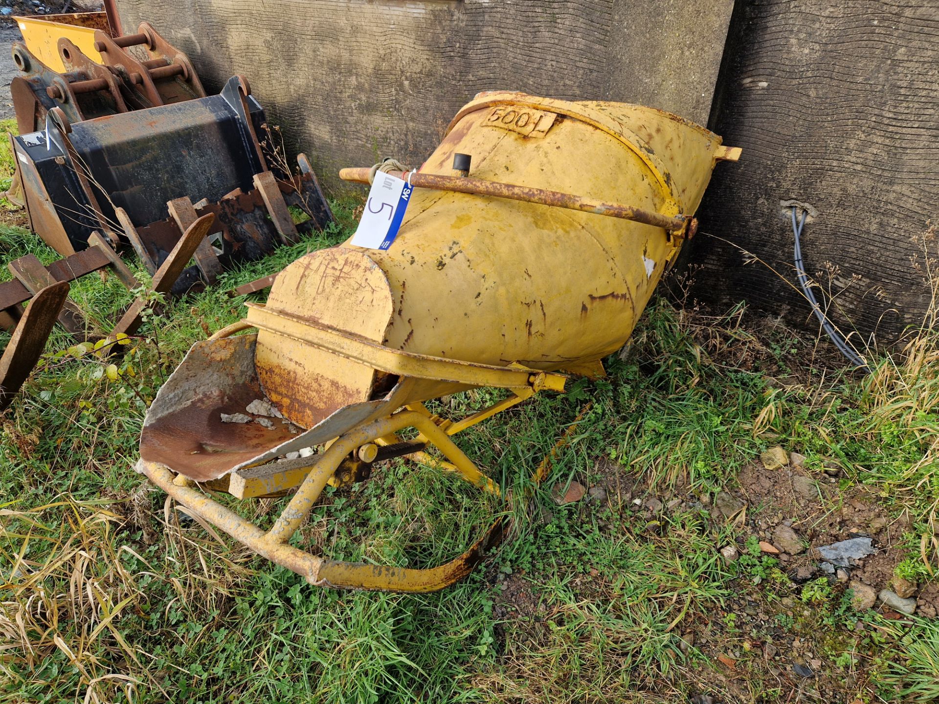 Secatol 500L Coneflow Concrete Skip, YoM 2001 Please read the following ...