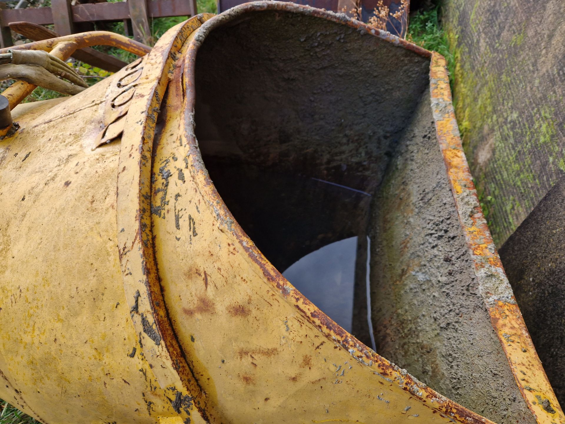 Secatol 500L Coneflow Concrete Skip, YoM 2001 Please read the following ...