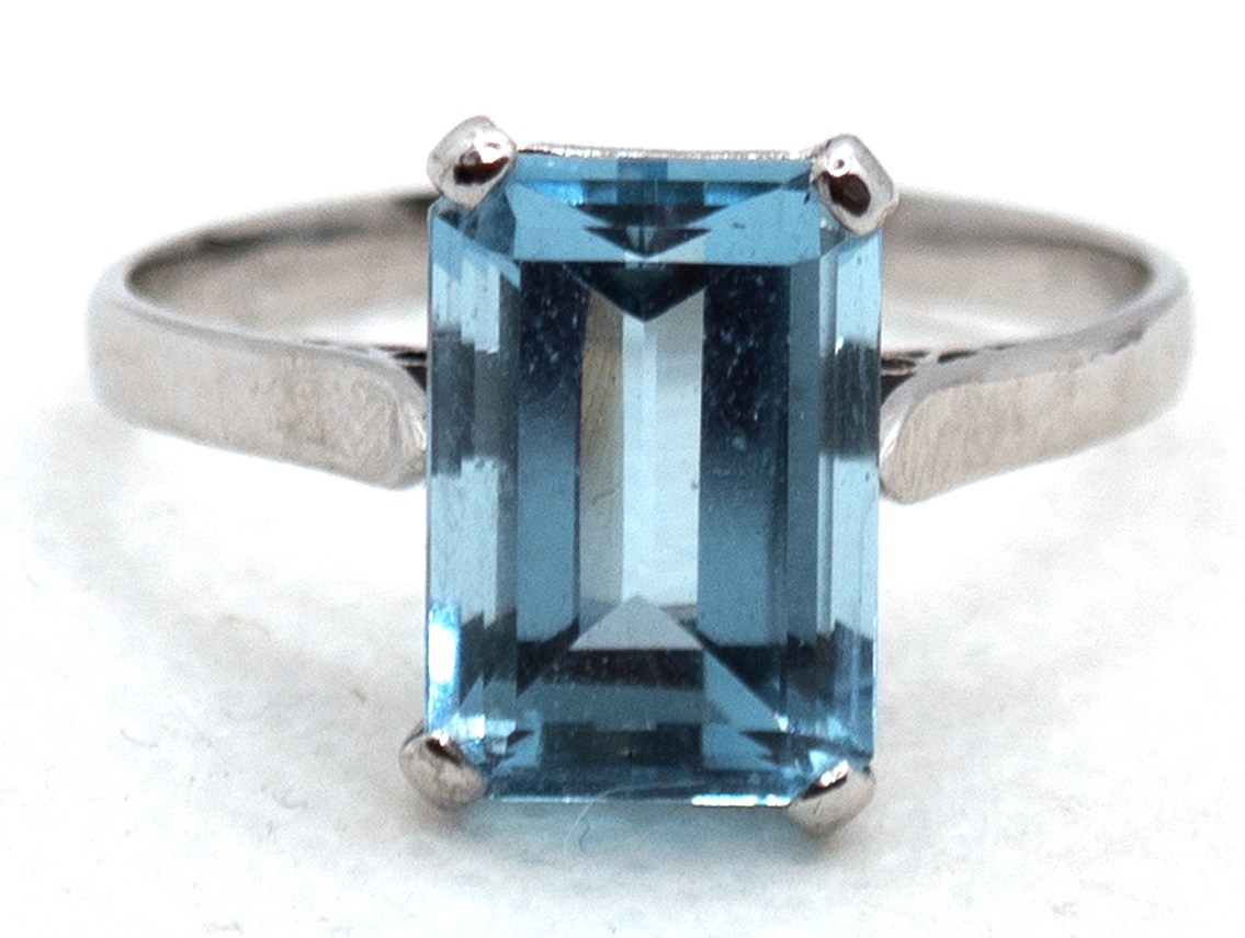 Aquamarin-Ring, 750er WG, Ges.-Gew. 3,9 g, RG 58