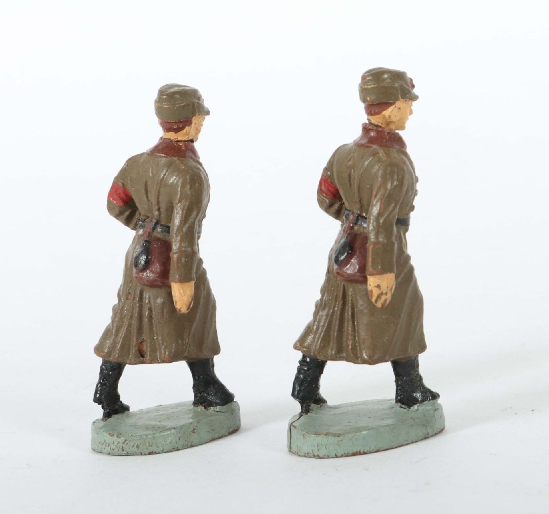2 RAD-SoldatenElastolin, Masse, bemalt, Soldaten in Uniformmantel des ...