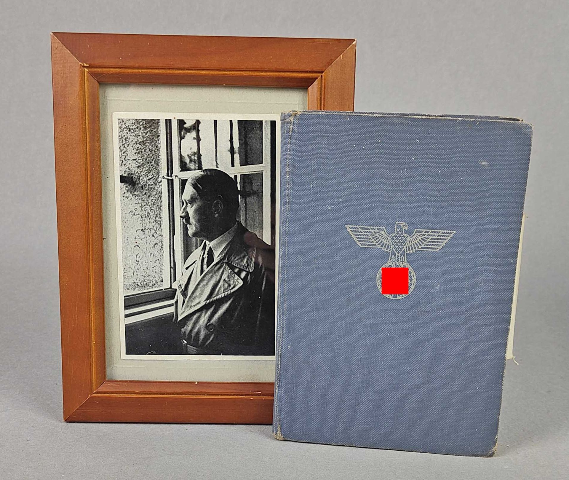 Jahrbuch und SW Foto im Rahmen SW Abbildung von Adolf Hitler, im Mantel ...