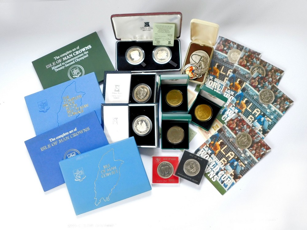 ISLE OF MAN CROWN SETS ETC. Various Pobjoy Mint commemorative Isle of ...