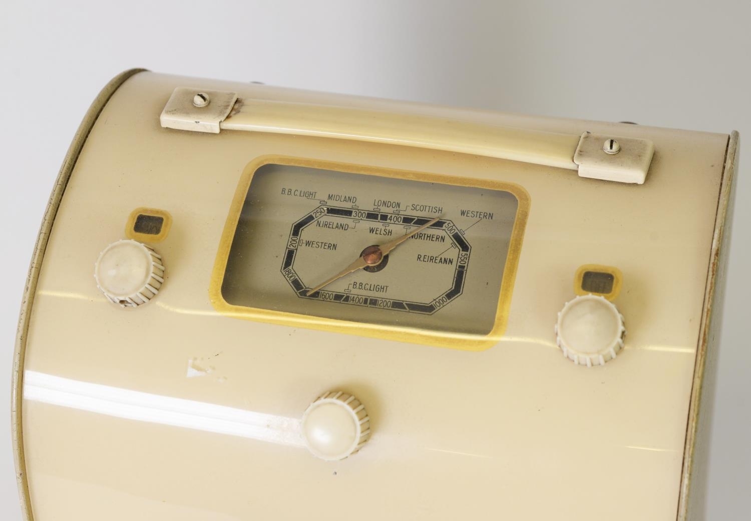 EVER READY VINTAGE BATTERY POWERED PORTABLE VALVE RADIO, cream and gilt ...