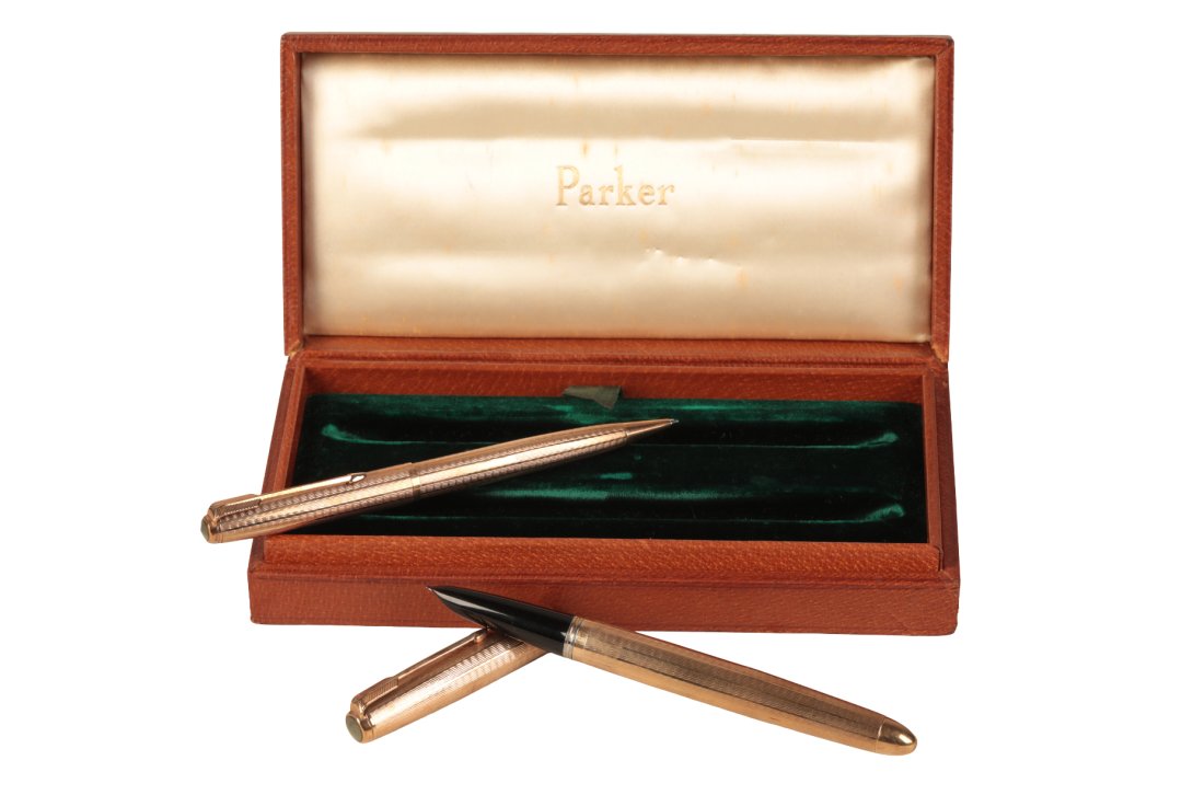 PARKER: A 9CT GOLD CASED PEN AND PENCIL SETthe engine turned cases and ...