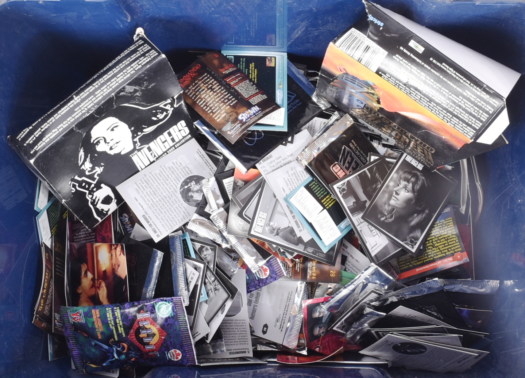 Trading Cards - a large assorted collection of loose trading cards ...
