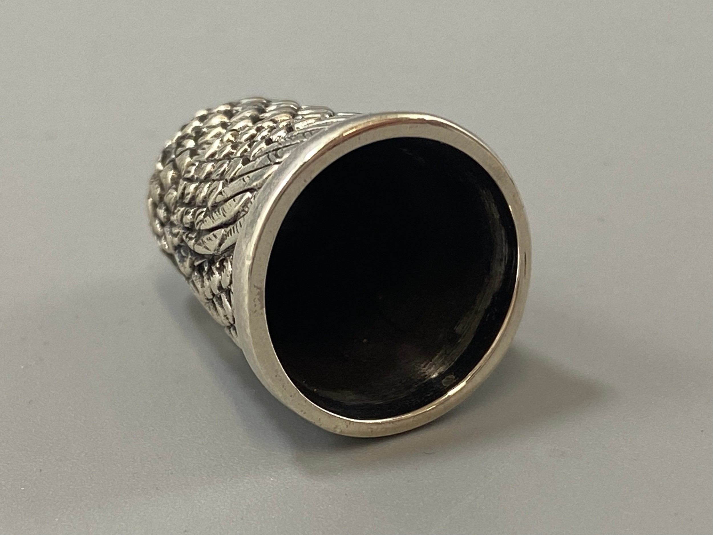 A silver owl-shaped thimble, weight 11.40 grams