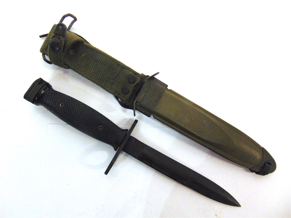 MILITARIA - A U.S. M8A1 KNIFE BAYONET with a 16.5cm blackened blade, in ...