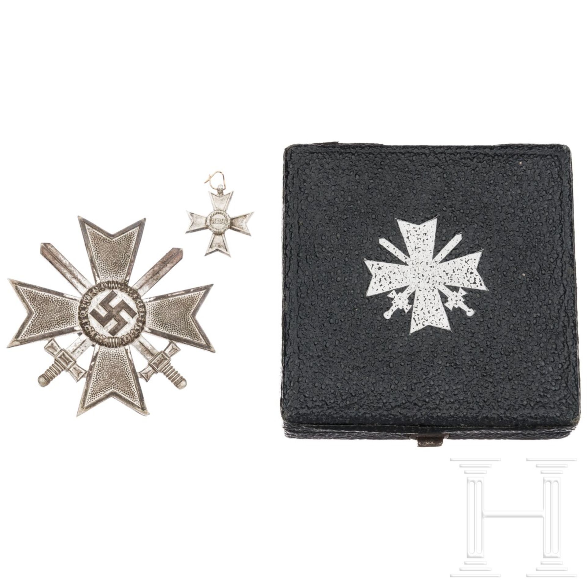 KVK 1. Klasse mit Schwertern im Etui Versilberte Buntmetallausführung ...