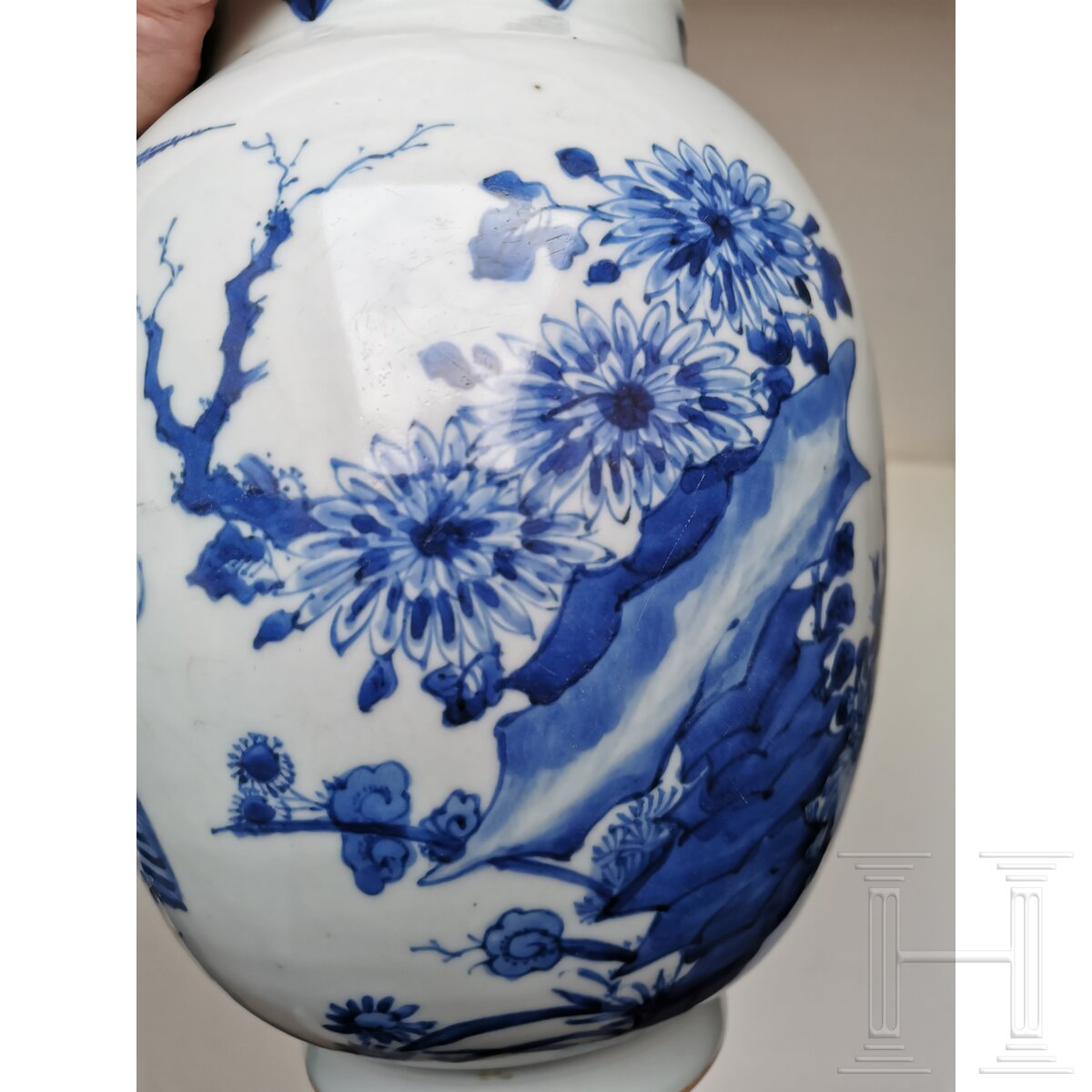 Große blau-weiße Vase mit Blumendekor, wahrscheinlich Kangxi-Periode ...