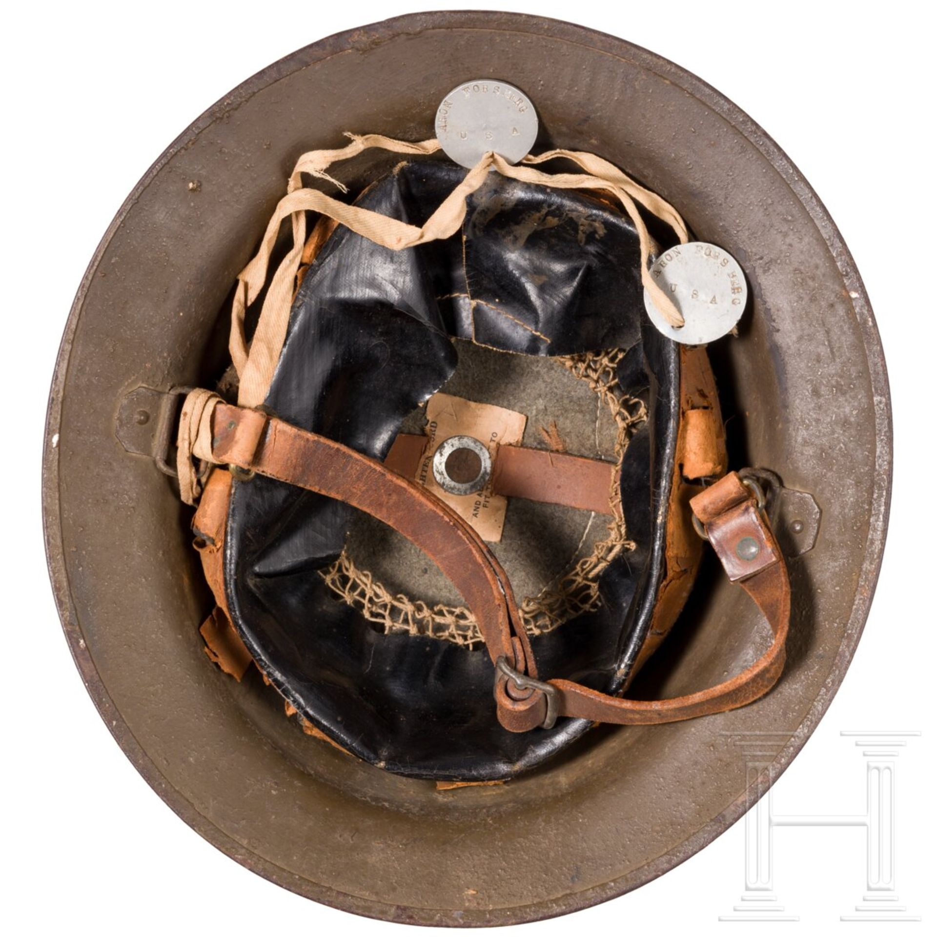 Stahlhelm M 17 "Brodie" mit Tarnanstrich, USA Einteilige Glocke, der im ...