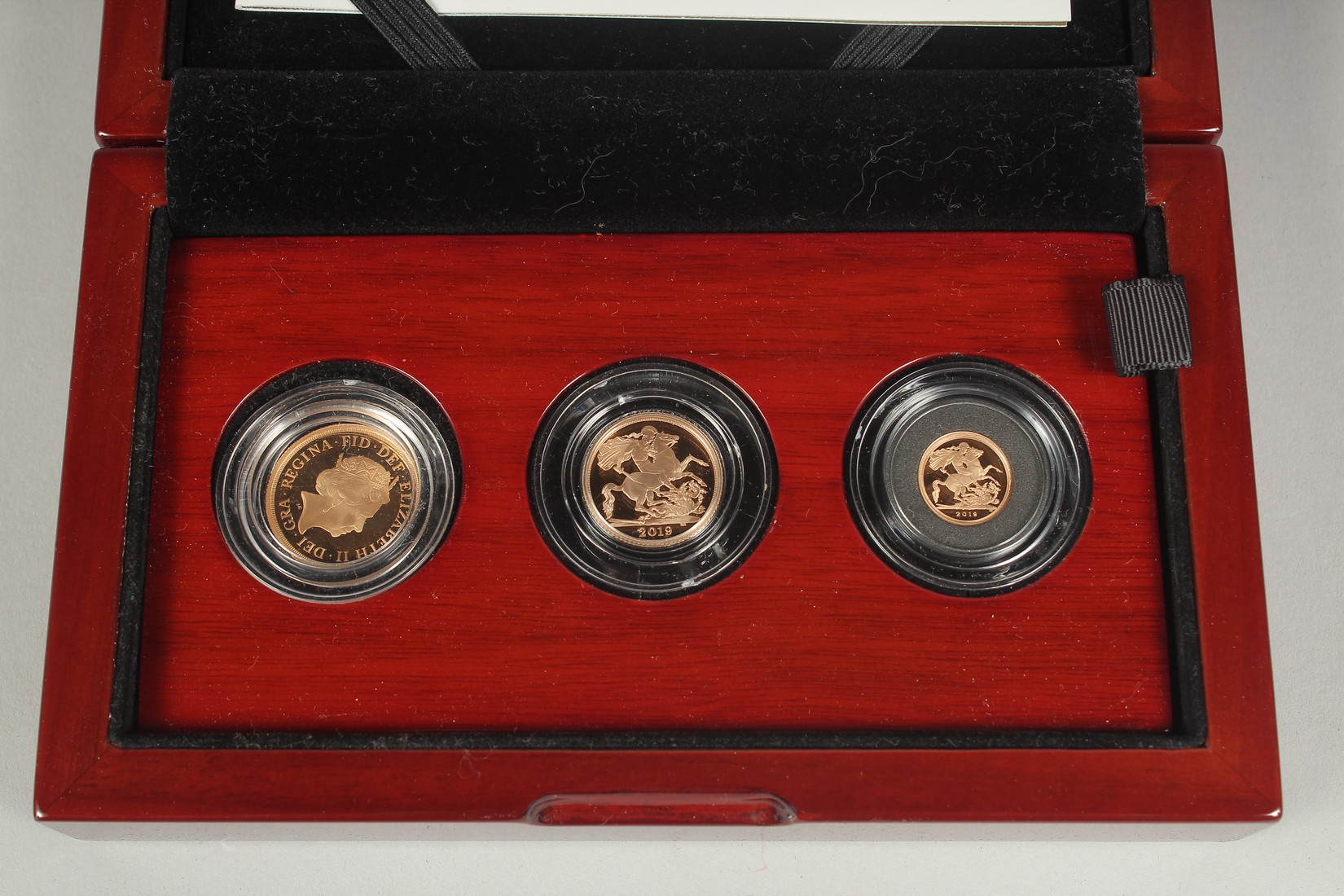 THE ROYAL MINT. THE SOVEREIGN 2018 PREMIUM THREE GOLD COIN PROOF SET ...