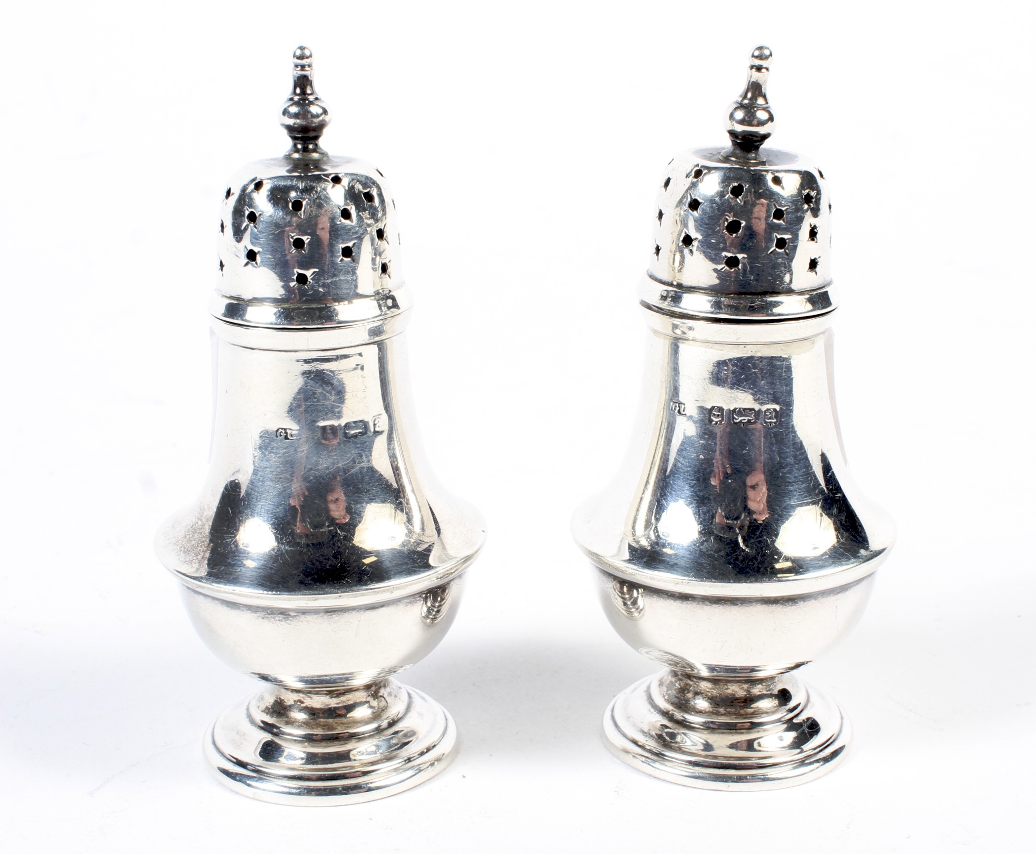 Two Victorian silver pepper shakers. Hallmarked Birmingham 1900, 59g gross