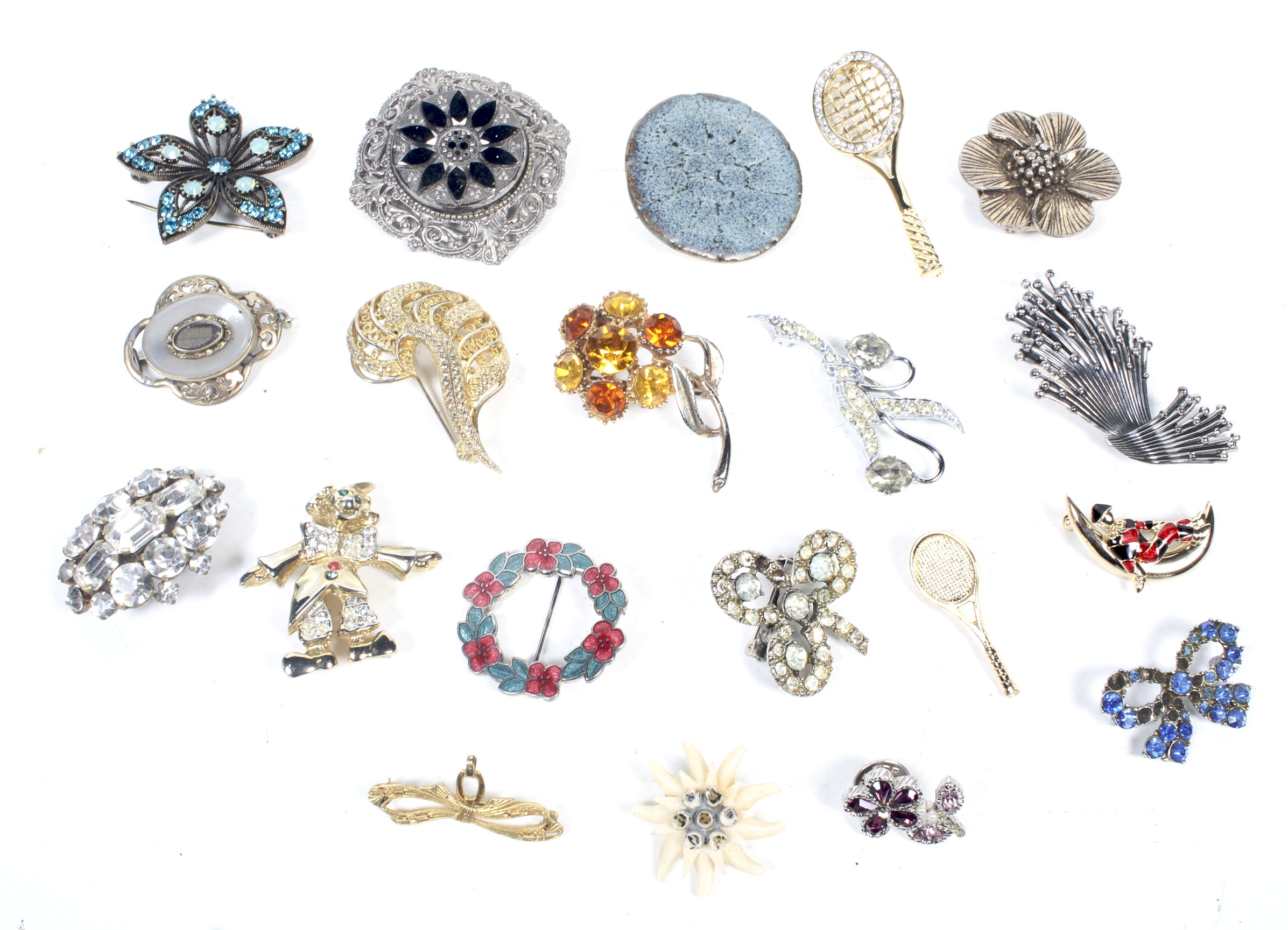 A collection of 20 lady's vintage brooches including flowers, clowns etc