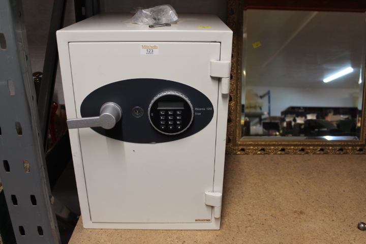Phoenix 1252 Titan safe with key