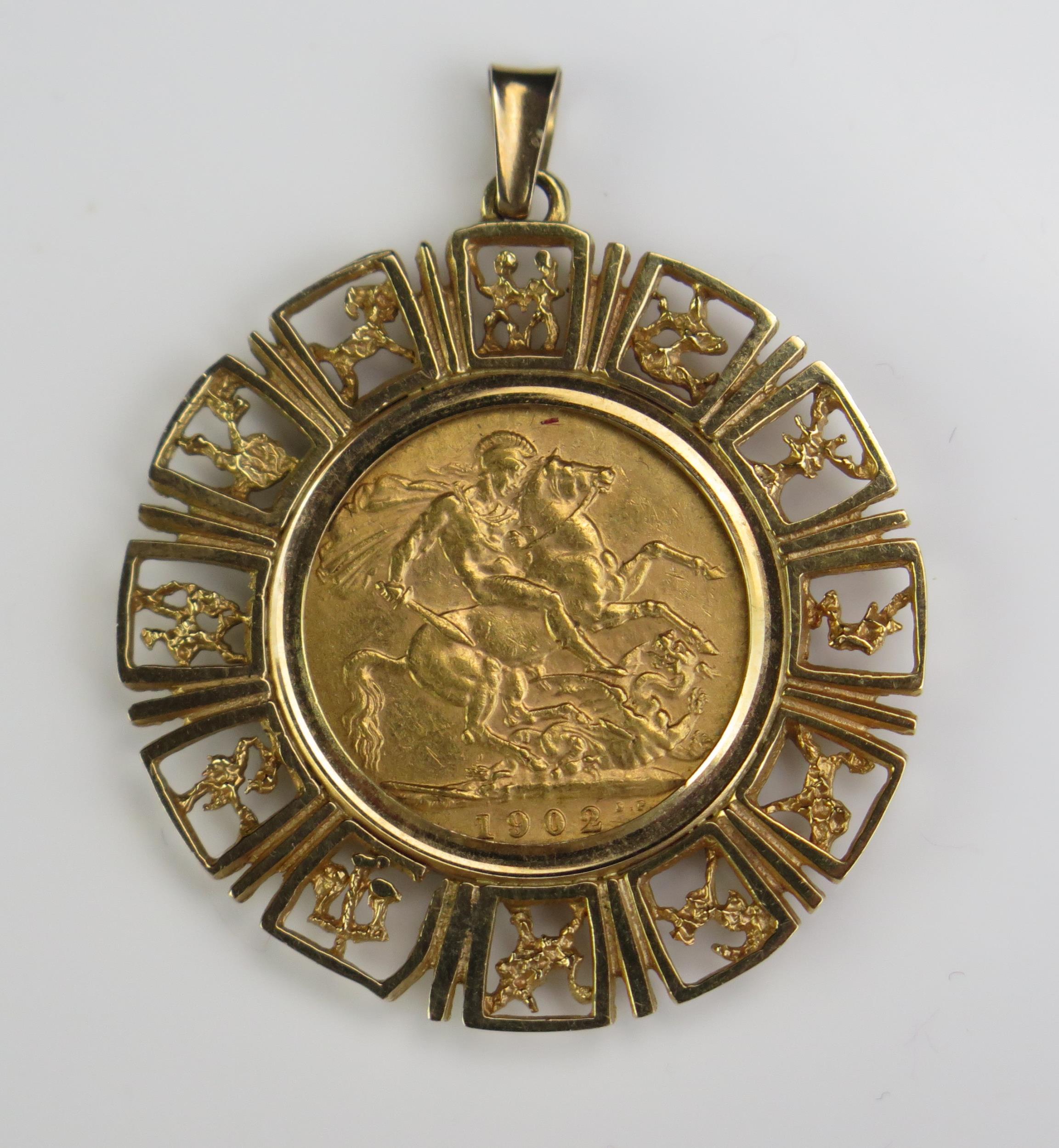 A 1902 Gold Sovereign in a hallmarked 9ct gold mount, 35mm diam., 12.2g