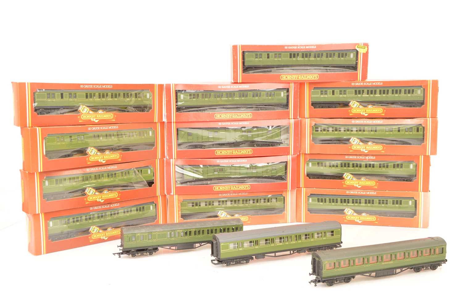 Hornby Margate OO Gauge SR Coaches (16), mainly boxed, R441 (6) one ...