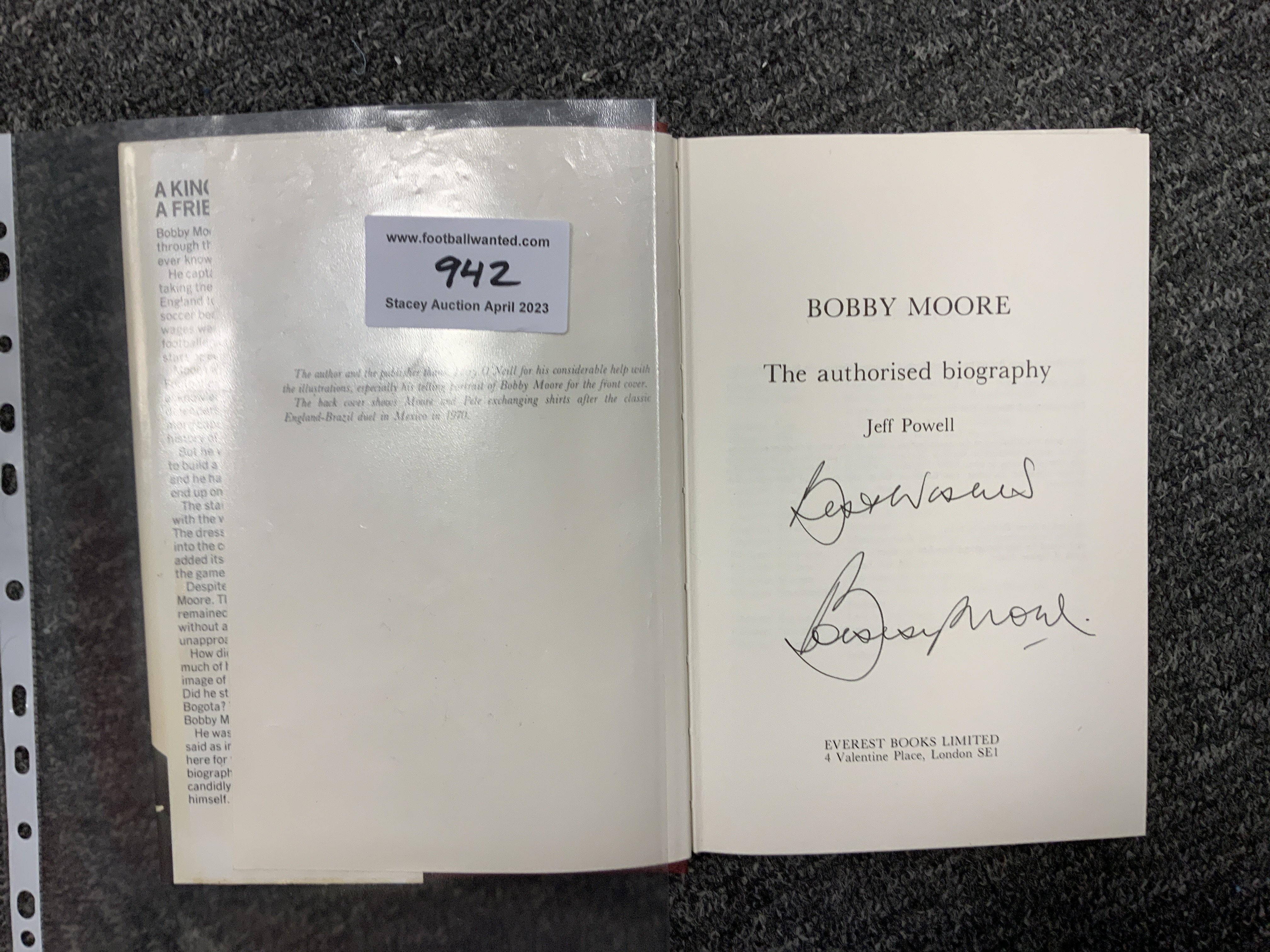 Bobby Moore West Ham + England Signed Football Book: Bobby Moore by ...